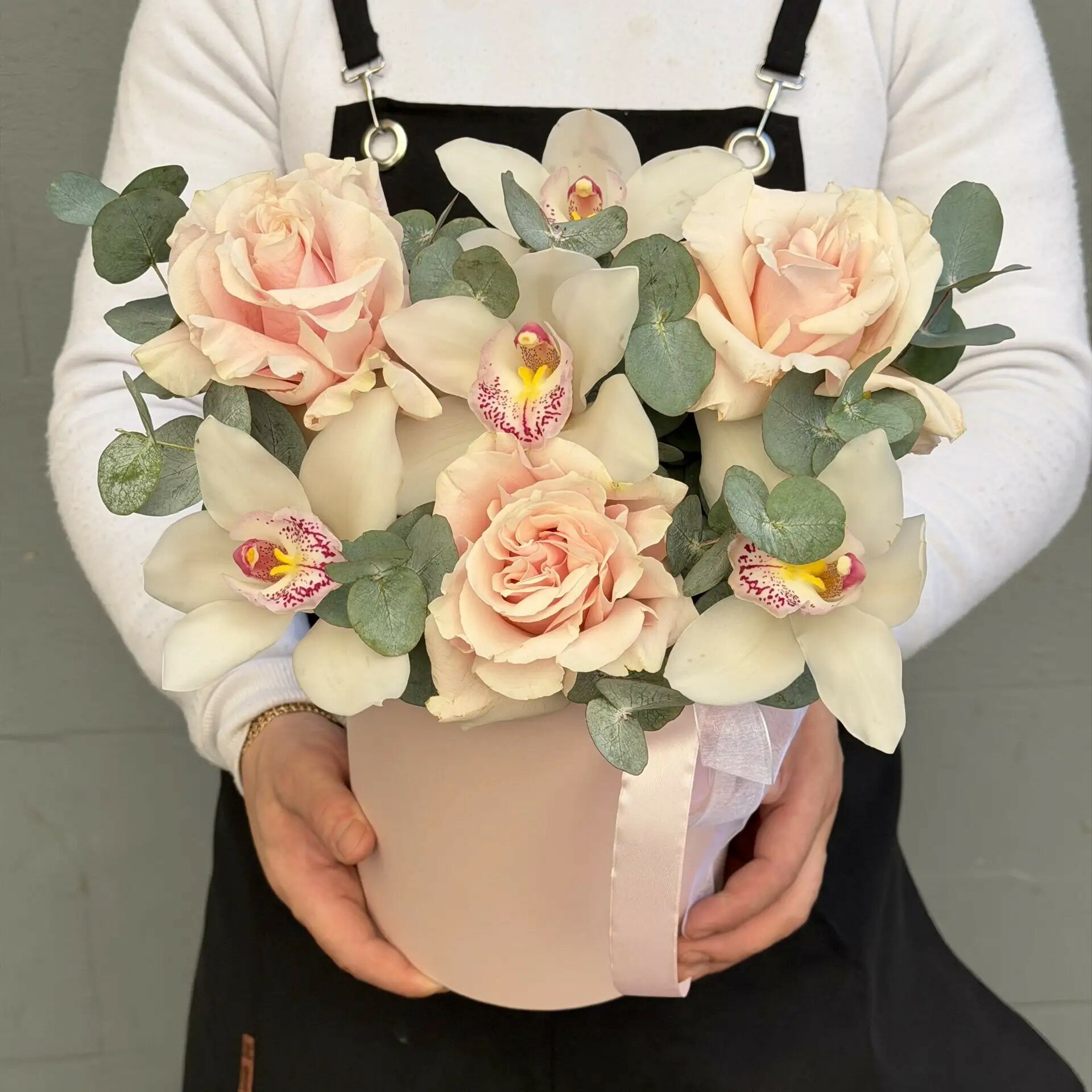Коробка из орхидей и роз Rybe-Flowers, букет в коробке, высота 25 см