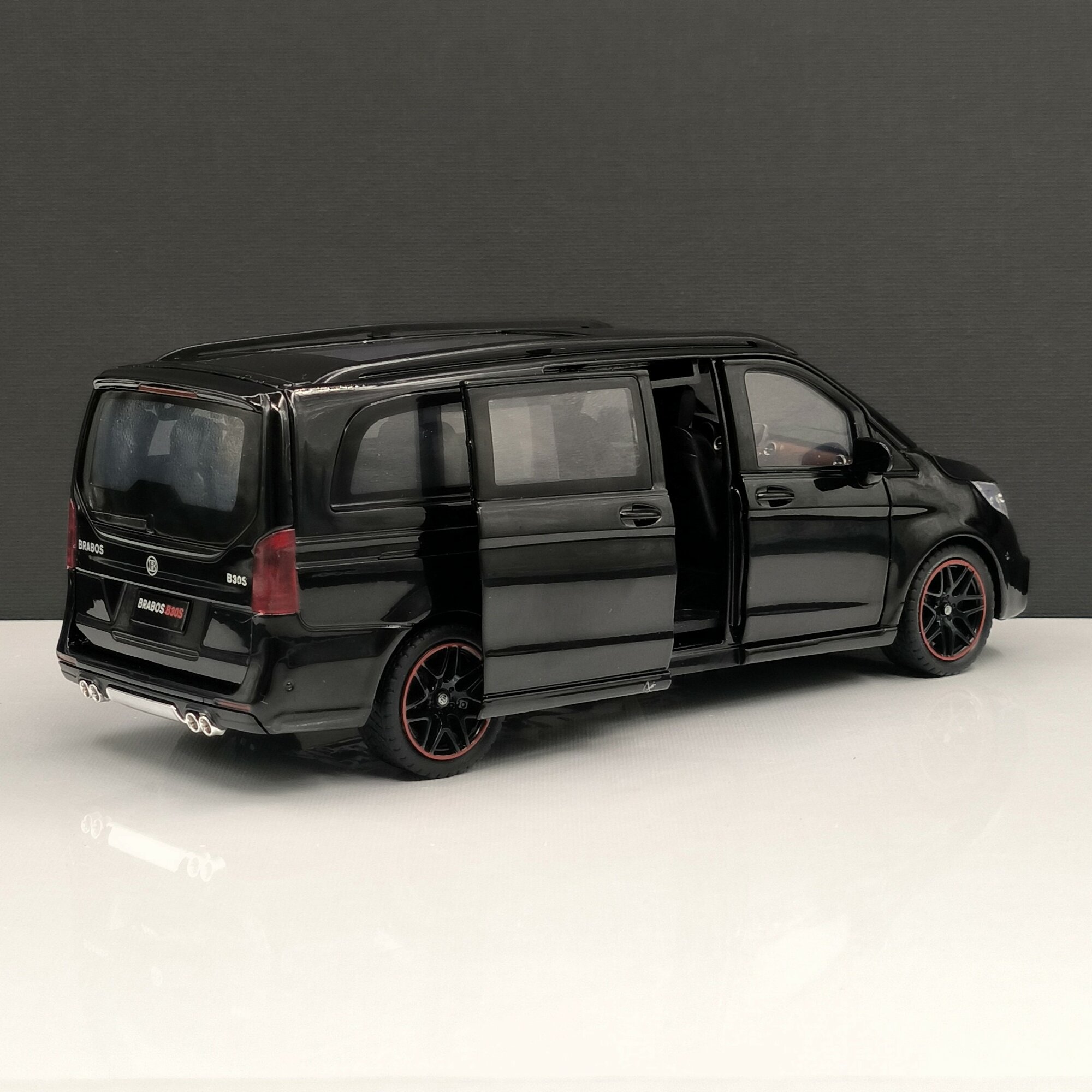 Машинка металлическая Mercedes-Benz W447 Brabus С световым и звуковым сопровождением. Масштаб 1:24