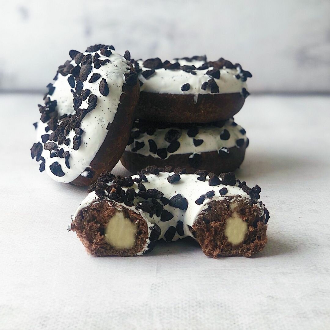 Пончик с ванильной начинкой и печеньем
