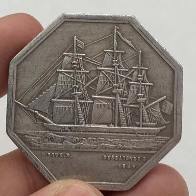 Винтажная латунная монета с парусником 1862