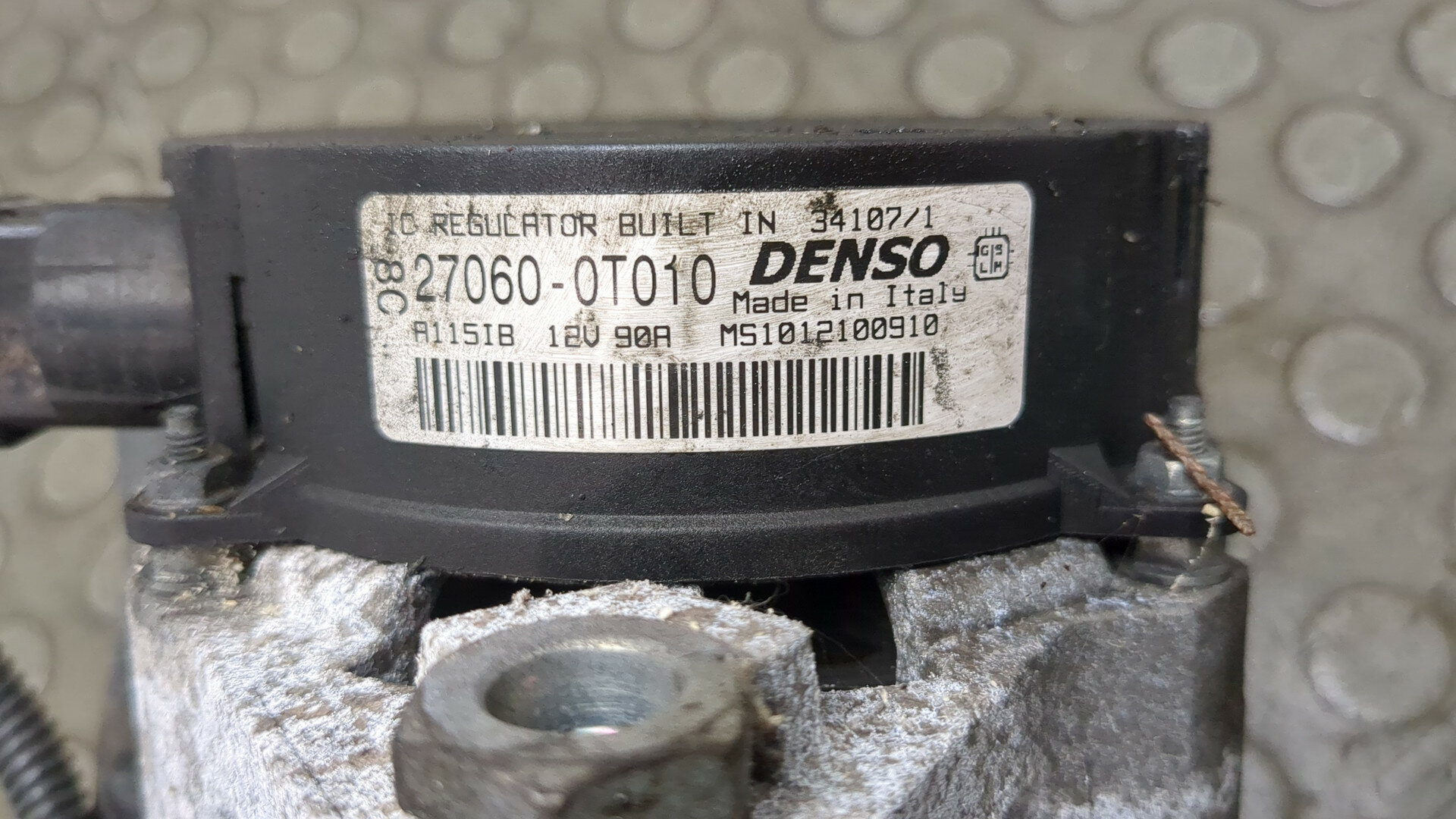 Генератор Toyota Auris E15 Б/У — фото 1