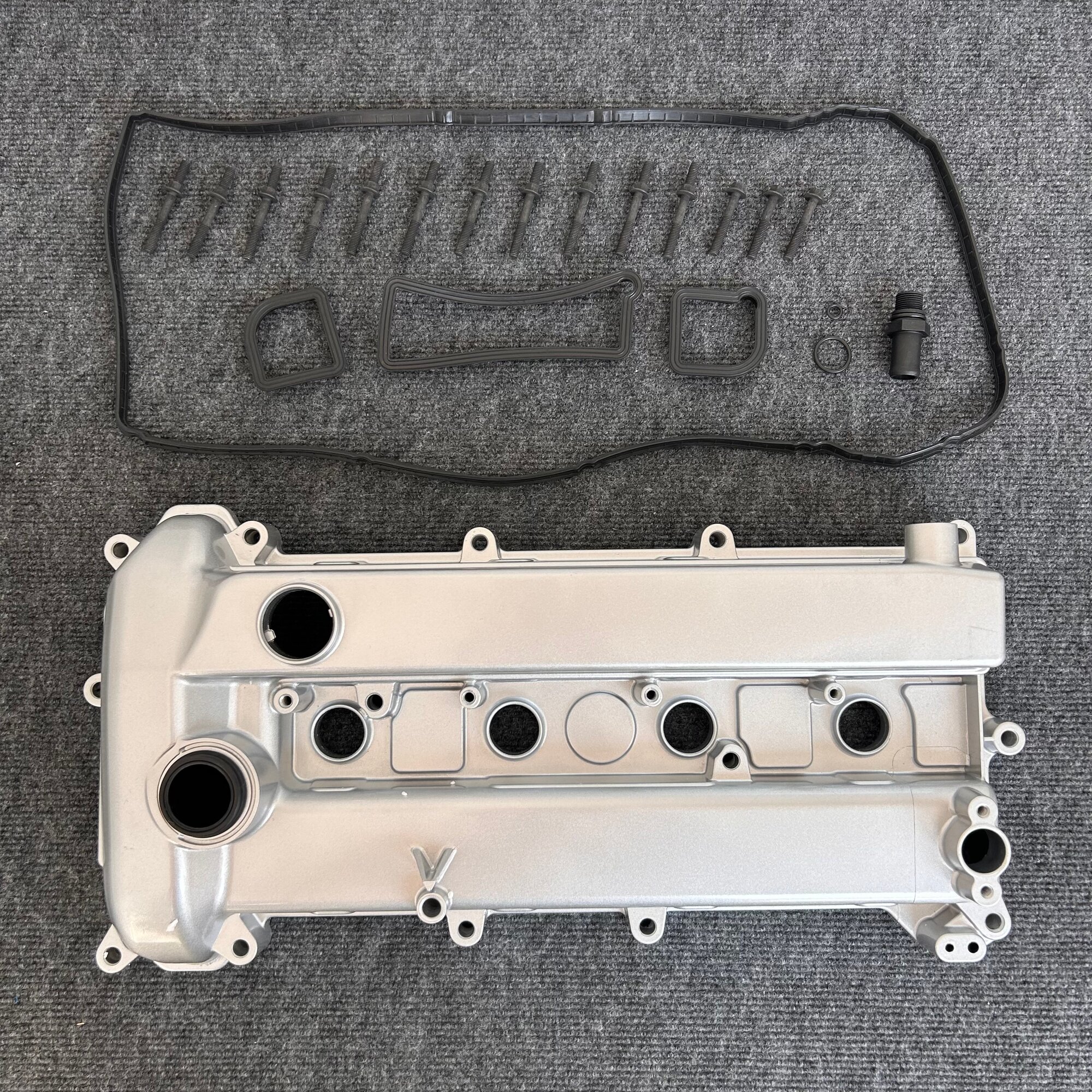 Клапанная крышка алюминиевая с отверстием под датчик Mazda 3,5,6 Ford Mondeo (OEM L50210210E)