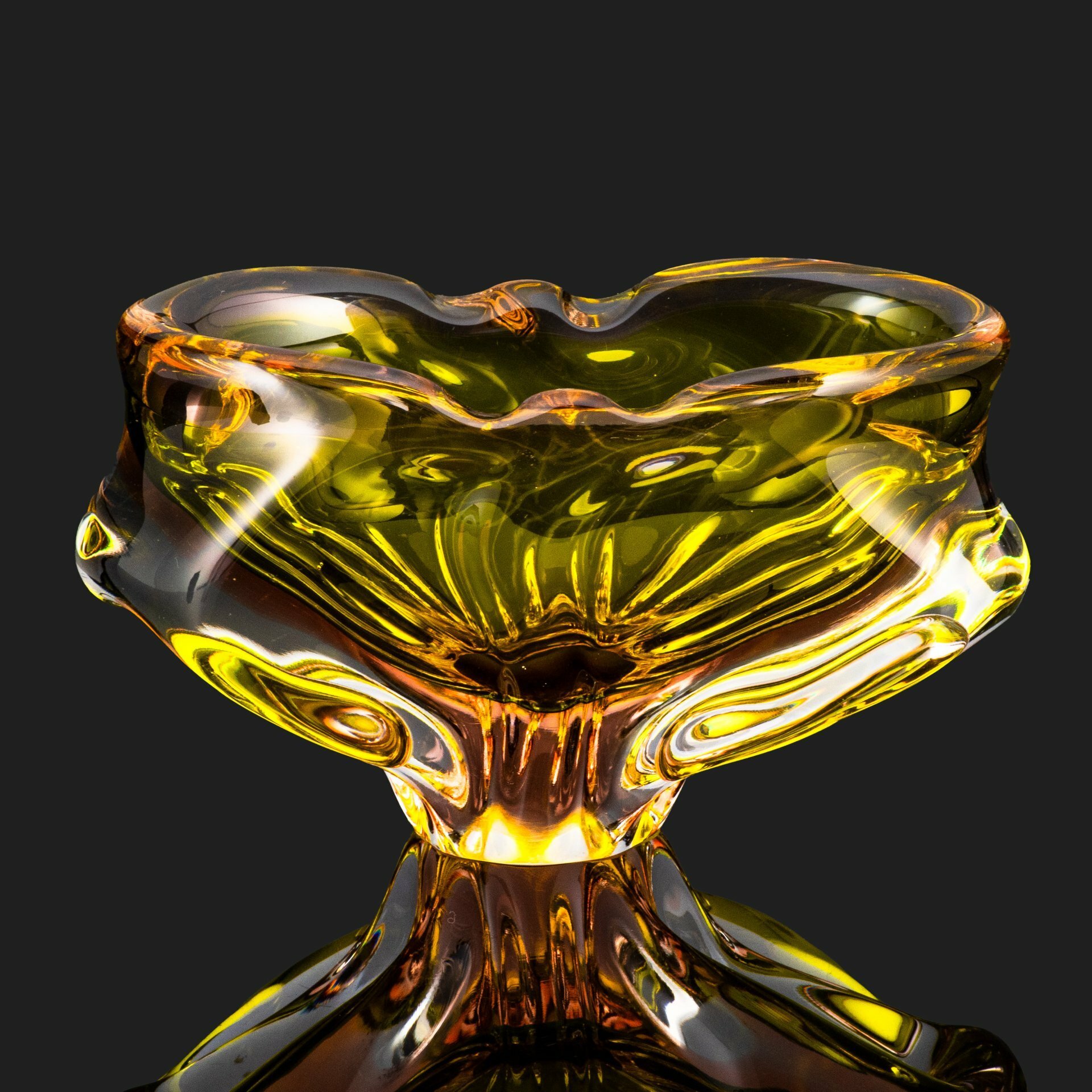 Пепельница желто-зеленого оттенка, Хржибский стекольный завод (CHribska Glass), стекло