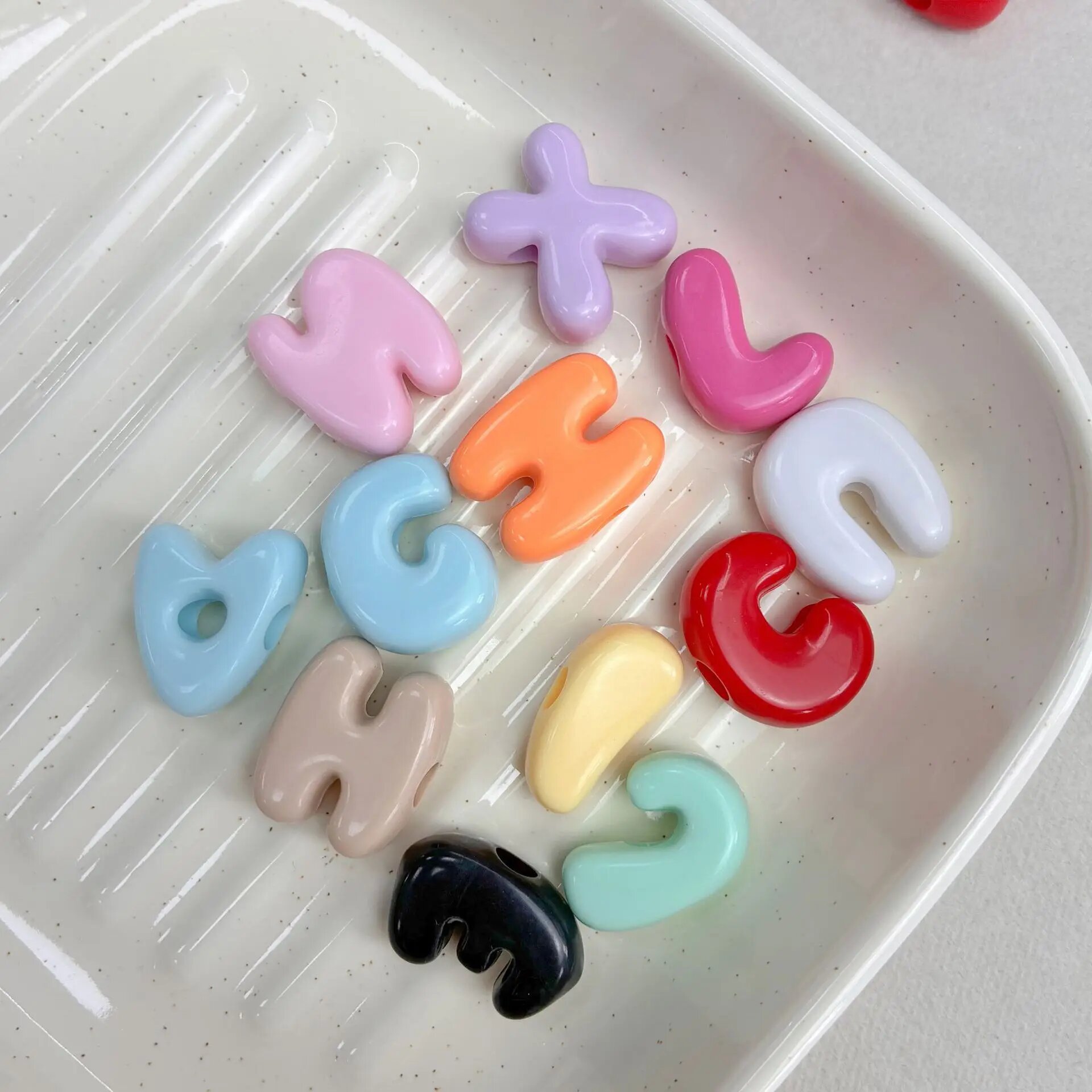 Акриловые бусины с буквами, большие отверстия, 26/50/100 шт. Random Mixed 26pcs