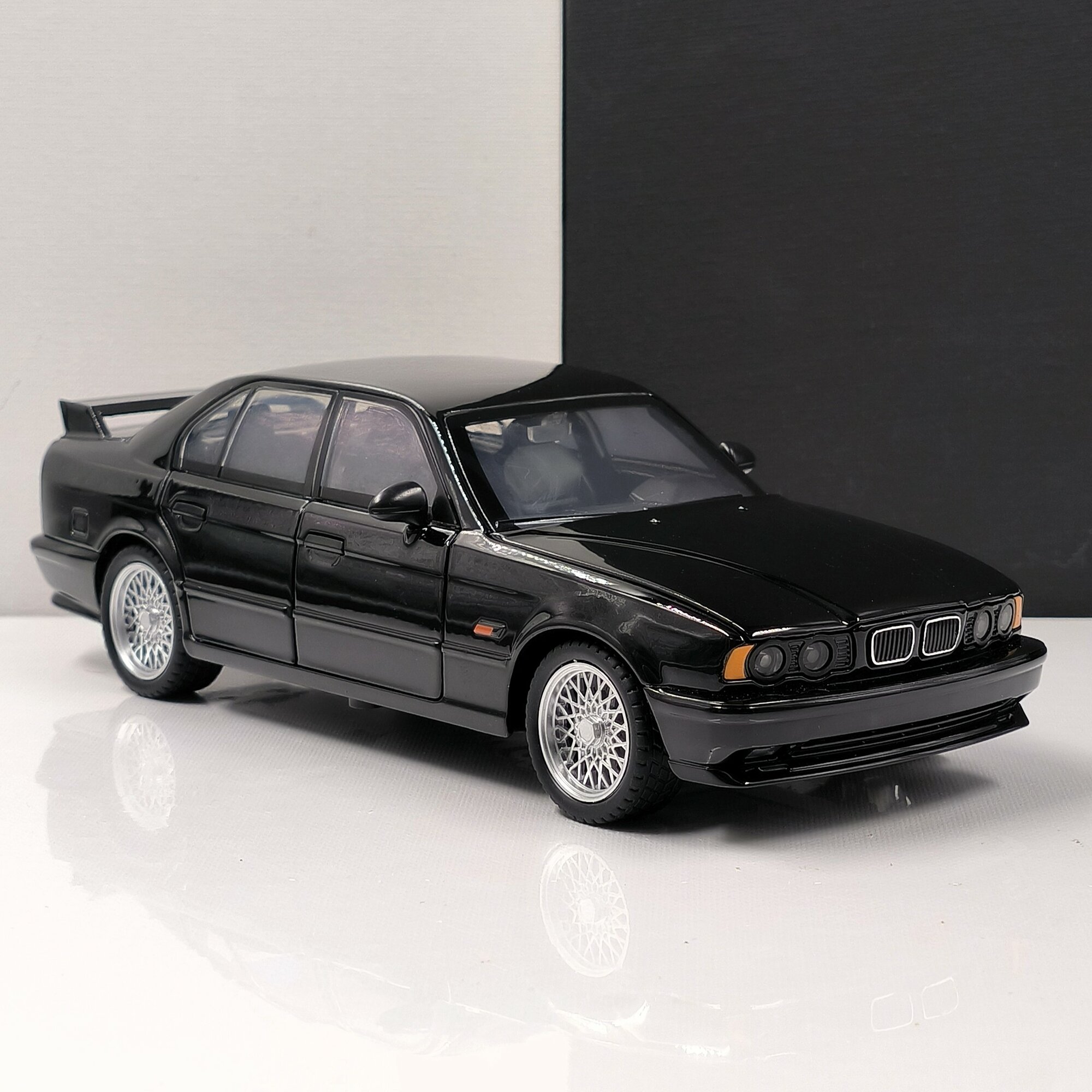 BMW M5 машинка металлическая с инерционным механизмом и свето-звуковым сопровождением. Масштаб 1:24.