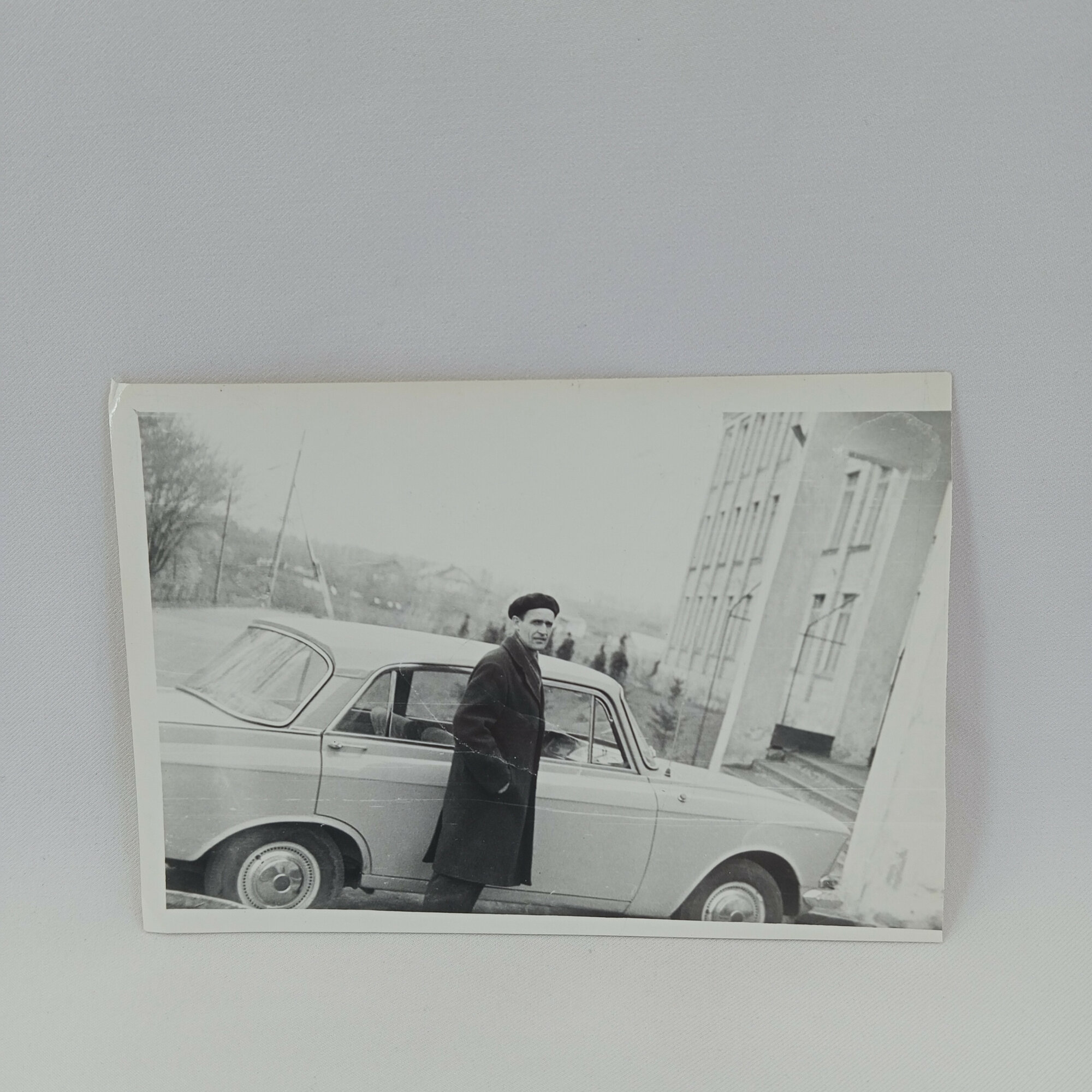Фотография винтажная, СССР. Чёрно-белый снимок мужчины возле автомобиля, бумага