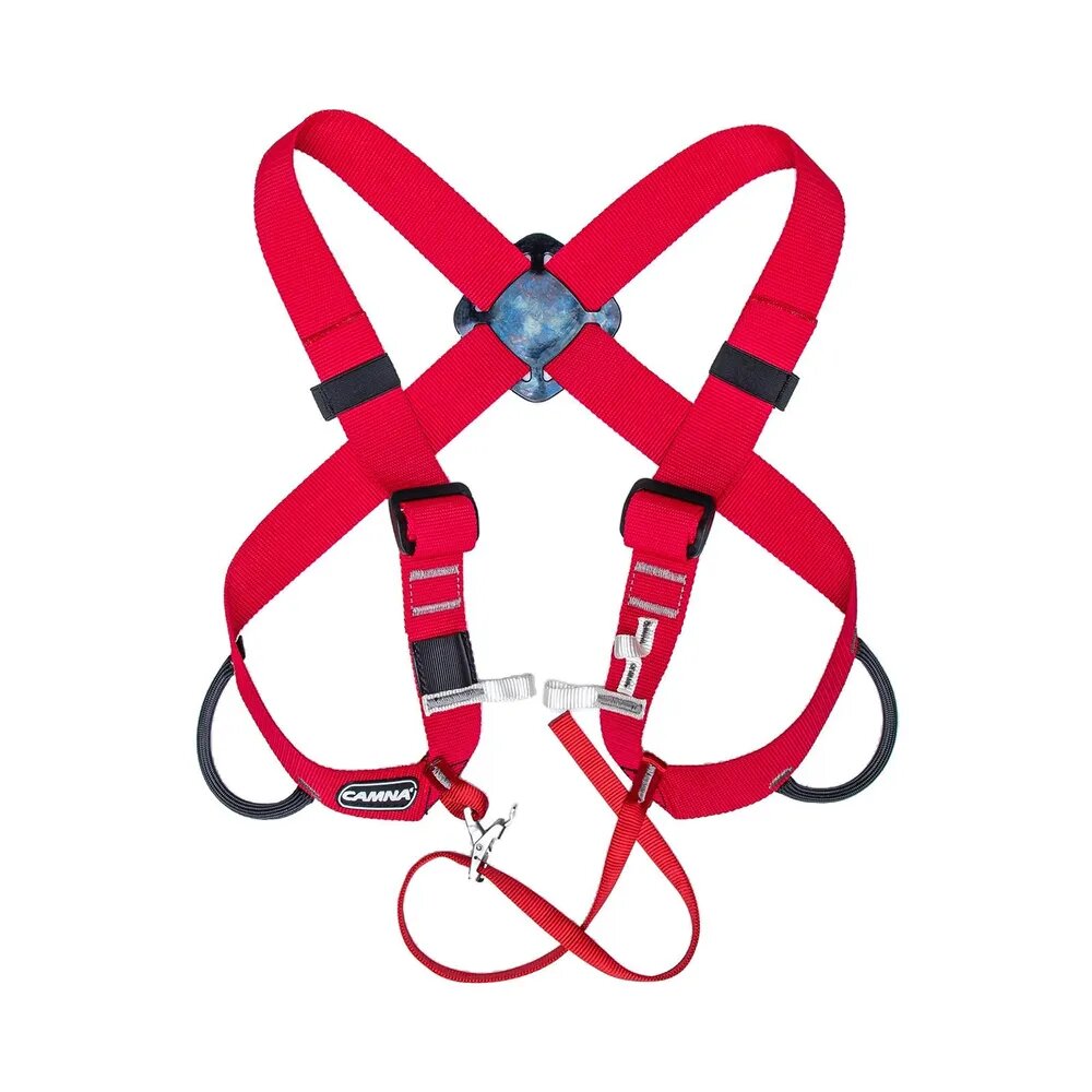 Спелеолог-арборист закрепляет нагрудный ремень безопасности 50-120см