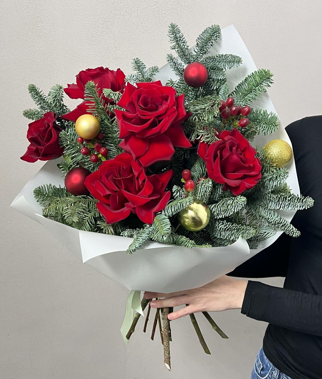 Зимний букет с елкой и красными розами