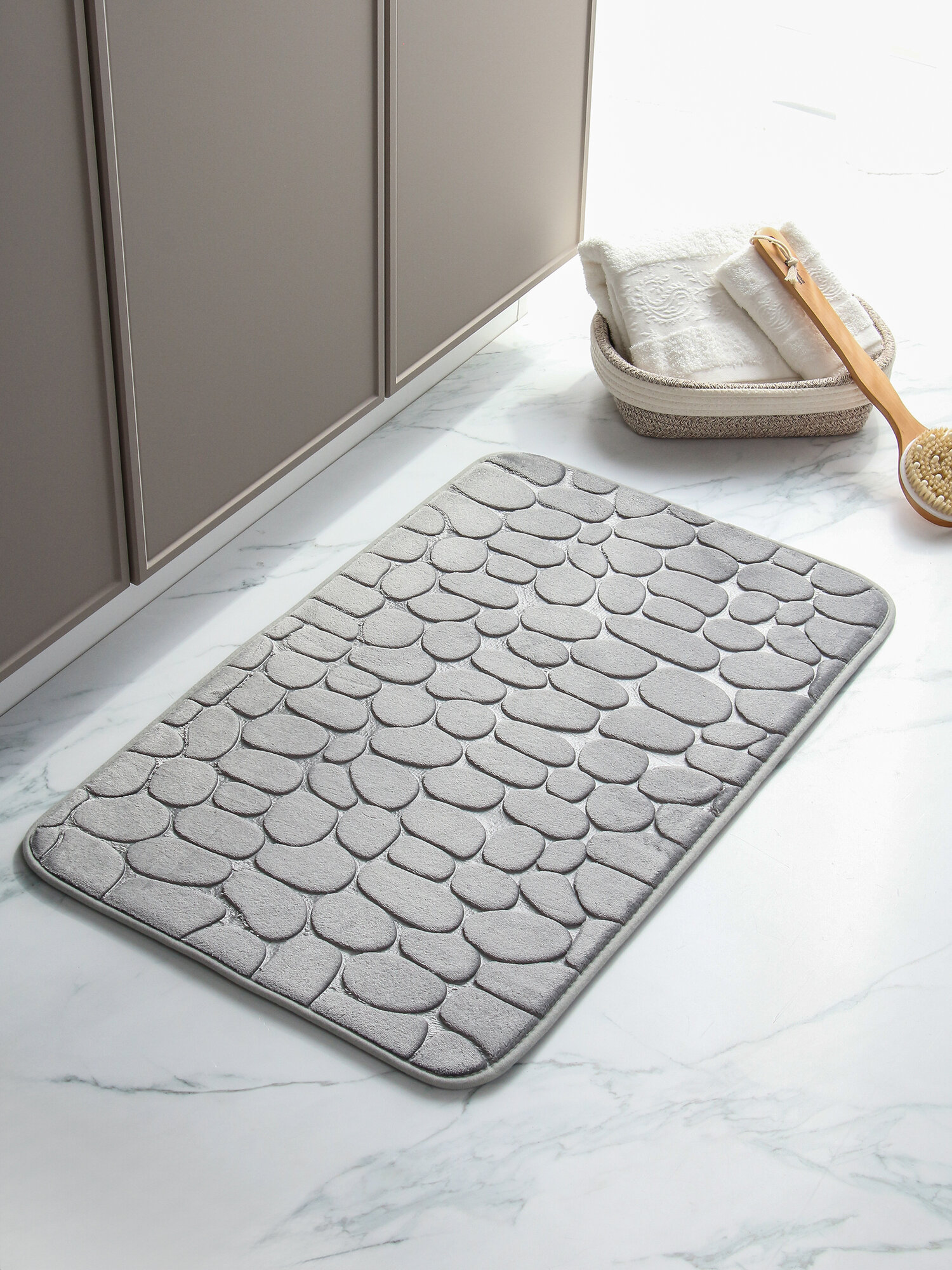 Коврик для ванной комнаты 50х80 см, серый узор галька, быстросохнущий полиэстер, прямоугольный, артикул Y4-9933