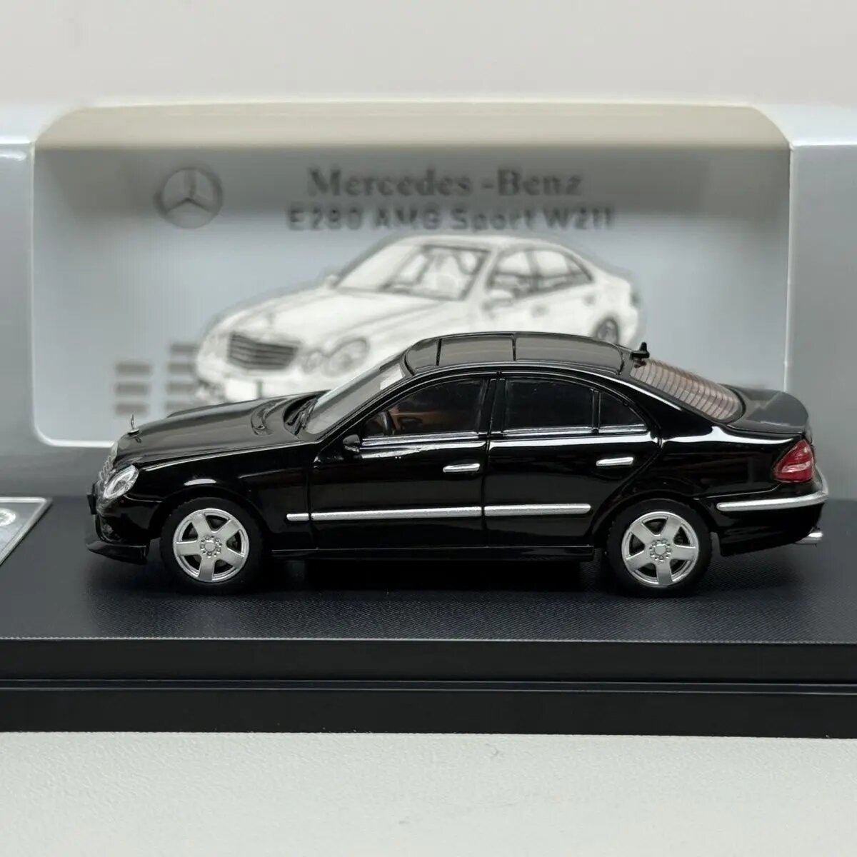 Модель Mercedes-Benz E280 Sport W211, серебристый, 1/64 — фото 1