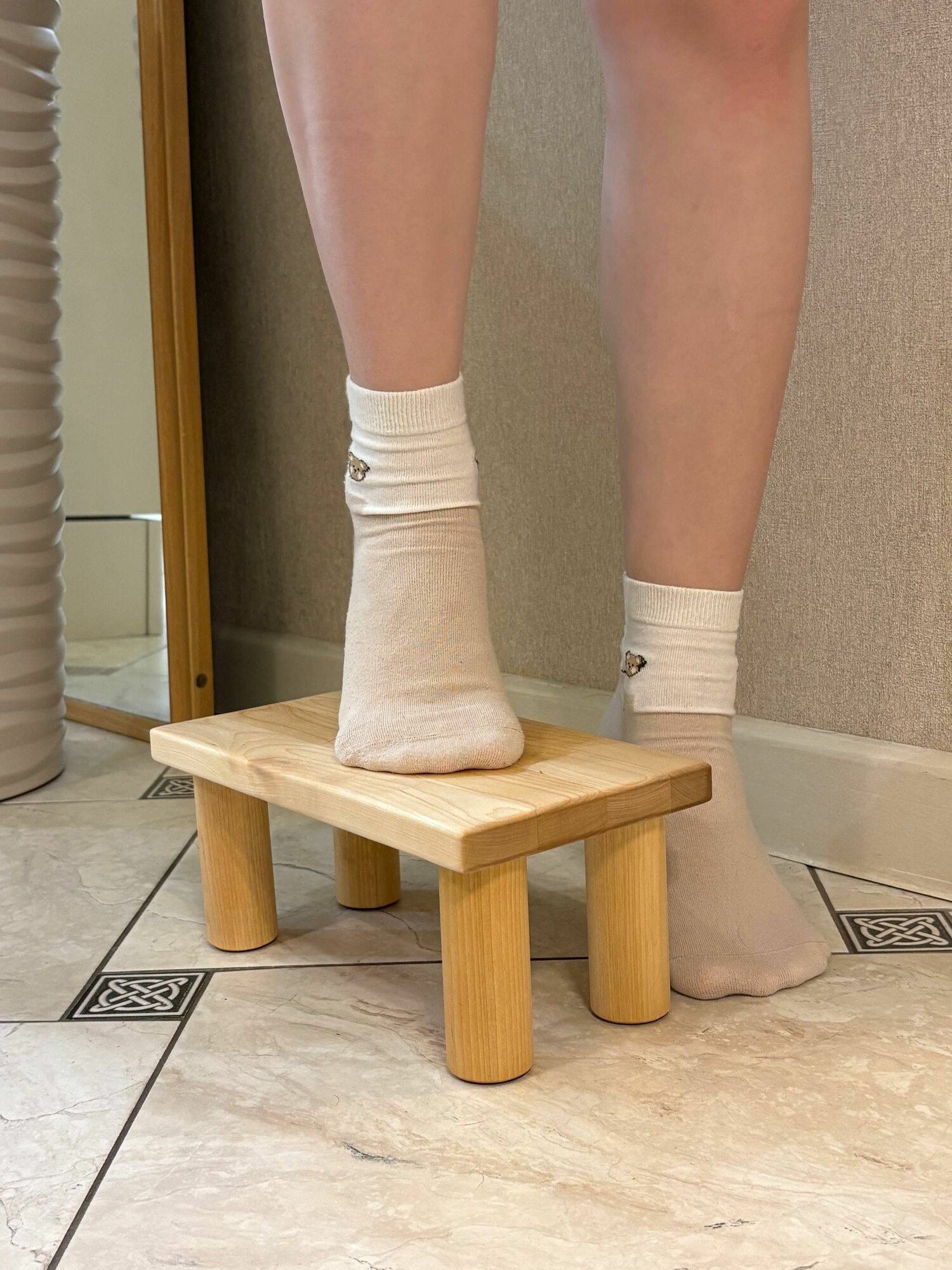 Маленькая табуретка подставка для ног из массива березы 28/15/12 светлая