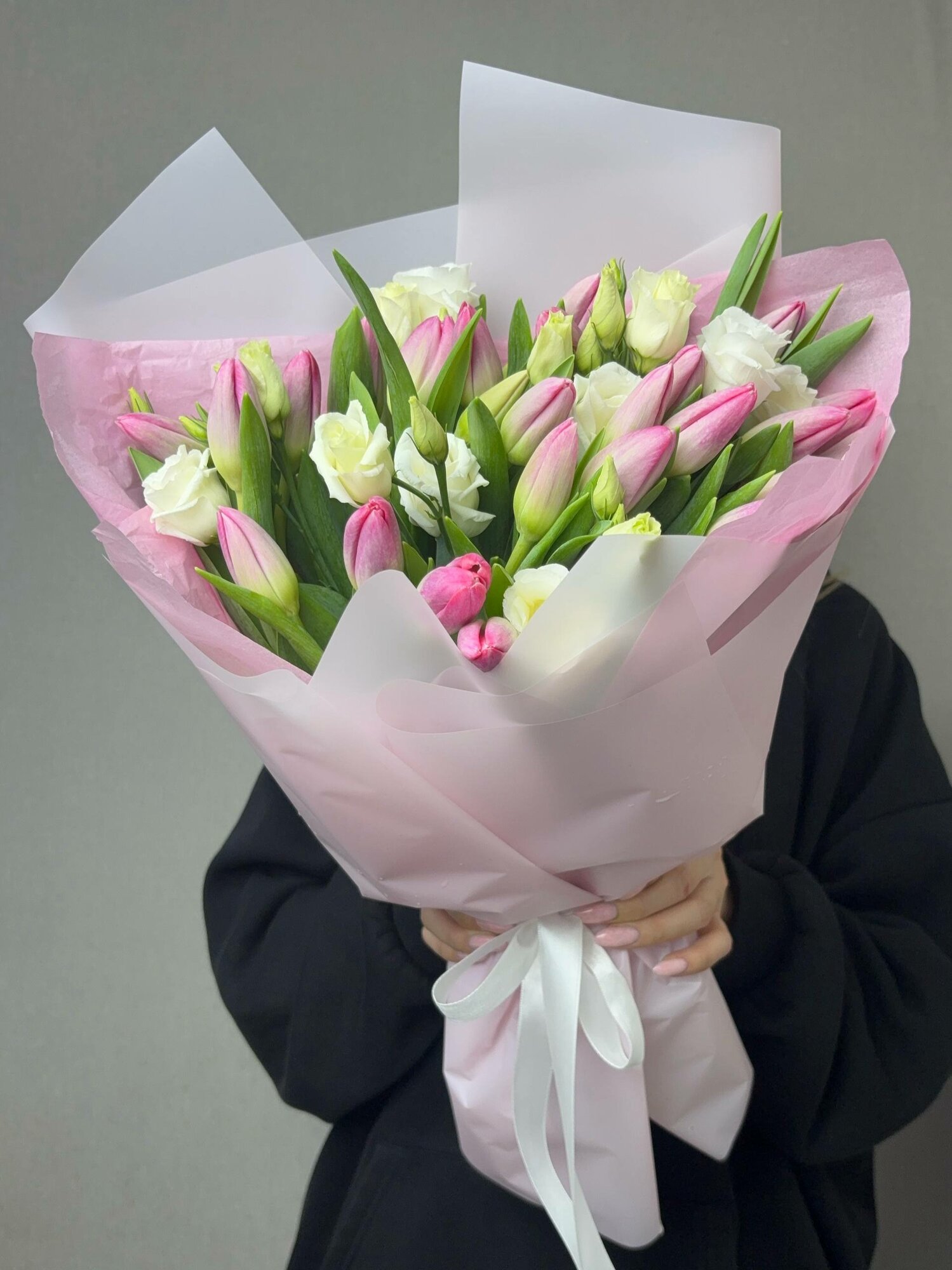 Искренность и нежность: 25 белых тюльпанов + розовая эустома – FRESH FLORA купить свежие цветы с доставкой