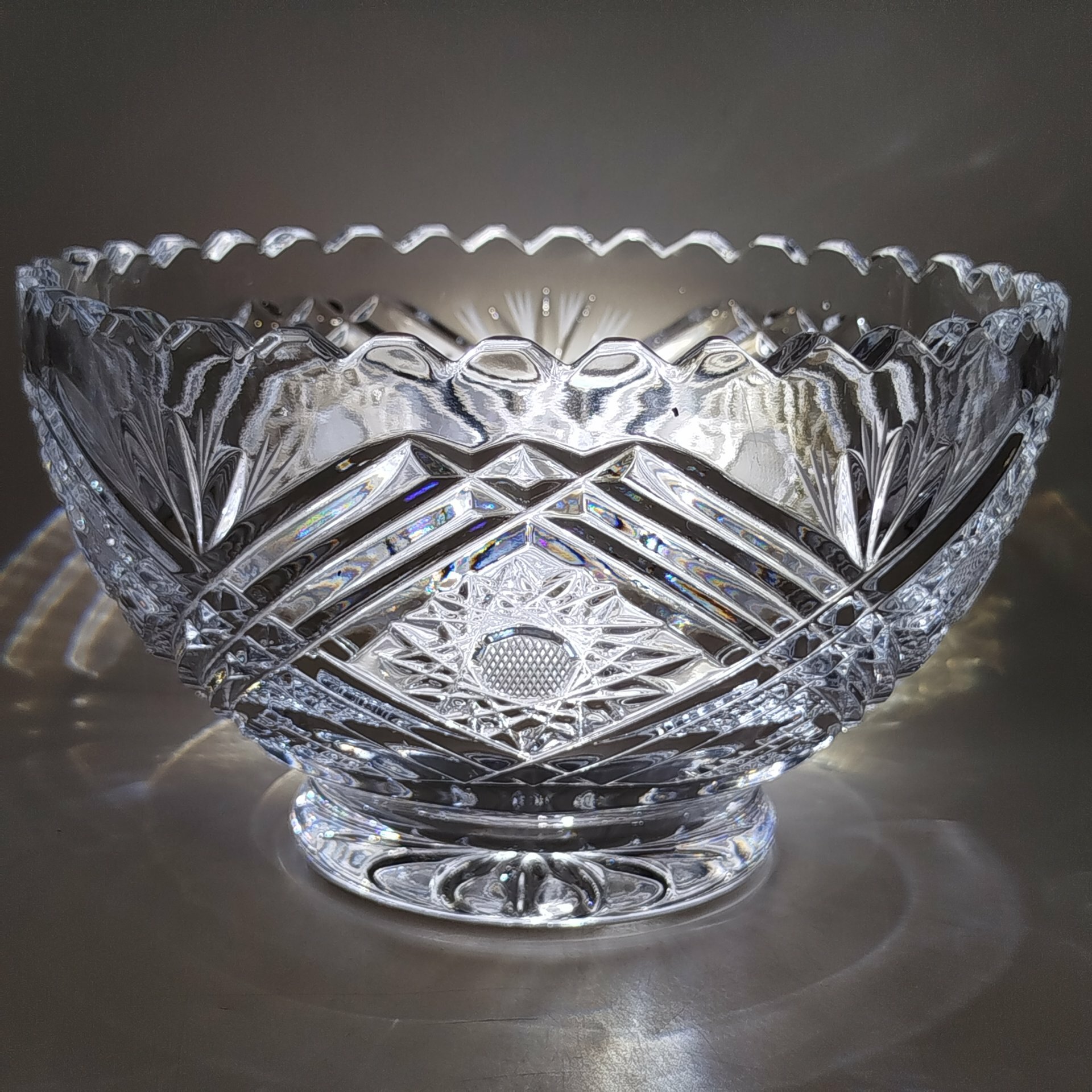 Ваза для фруктов с рельефным декором, хрусталь, пресс