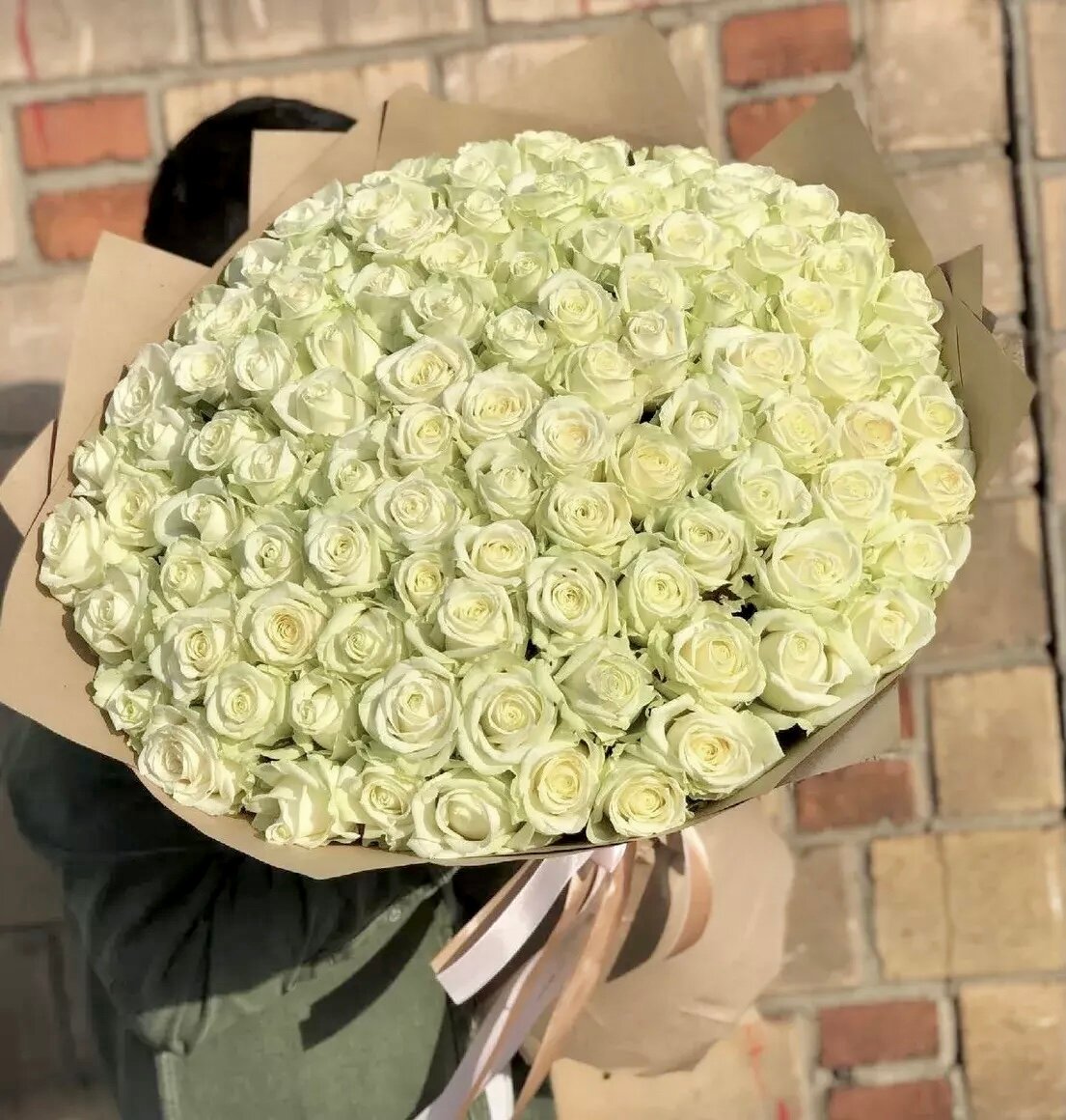 Монобукет Wow "Avalange", белые розы, в упаковке, с лентами,99 шт, 60 см