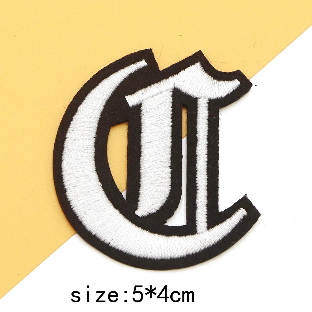 Вышитая нашивка "C" 5х4 см, цвет C