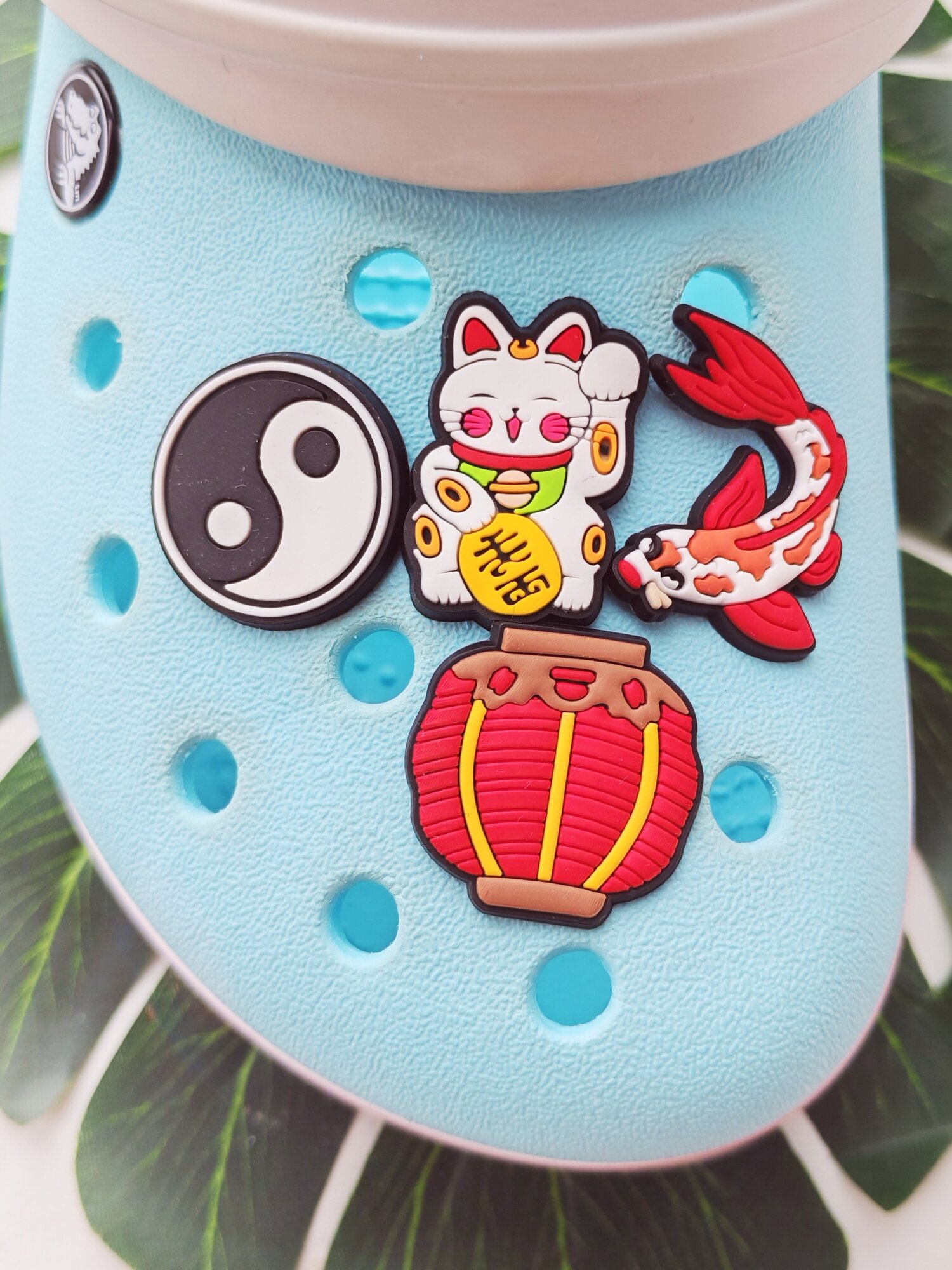 Джибитс китайский фонарик кошка карп инь-янь на Crocs