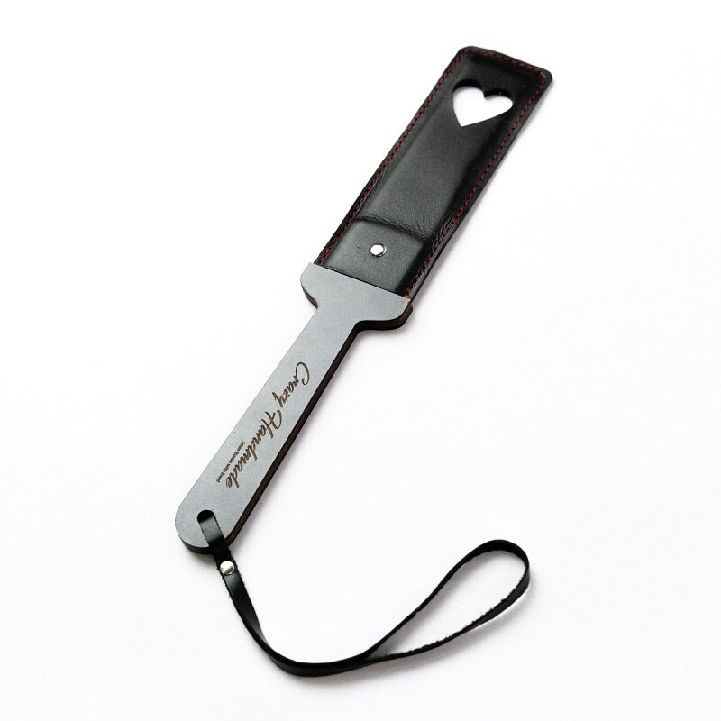 Шлепалка "Сердце" Crazy Handmadeнатуральная кожа, унисекс черная