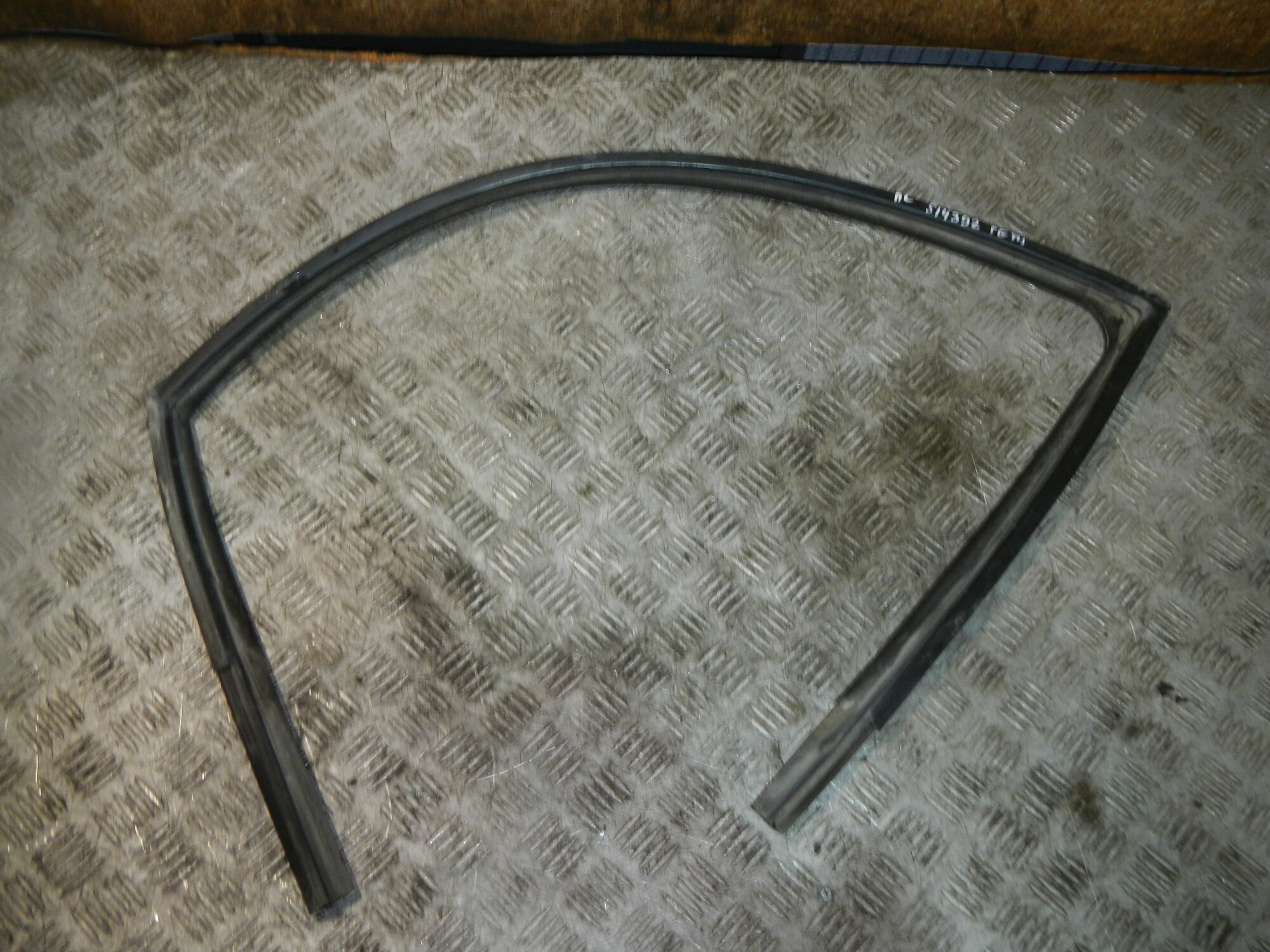 Б/У Уплотнитель стекла двери передней левой, Hyundai (Хендэ)-GETZ 1 (02-05) HYUNDAI GETZ 1 (02-05) 5 дверей. Потертости. ...