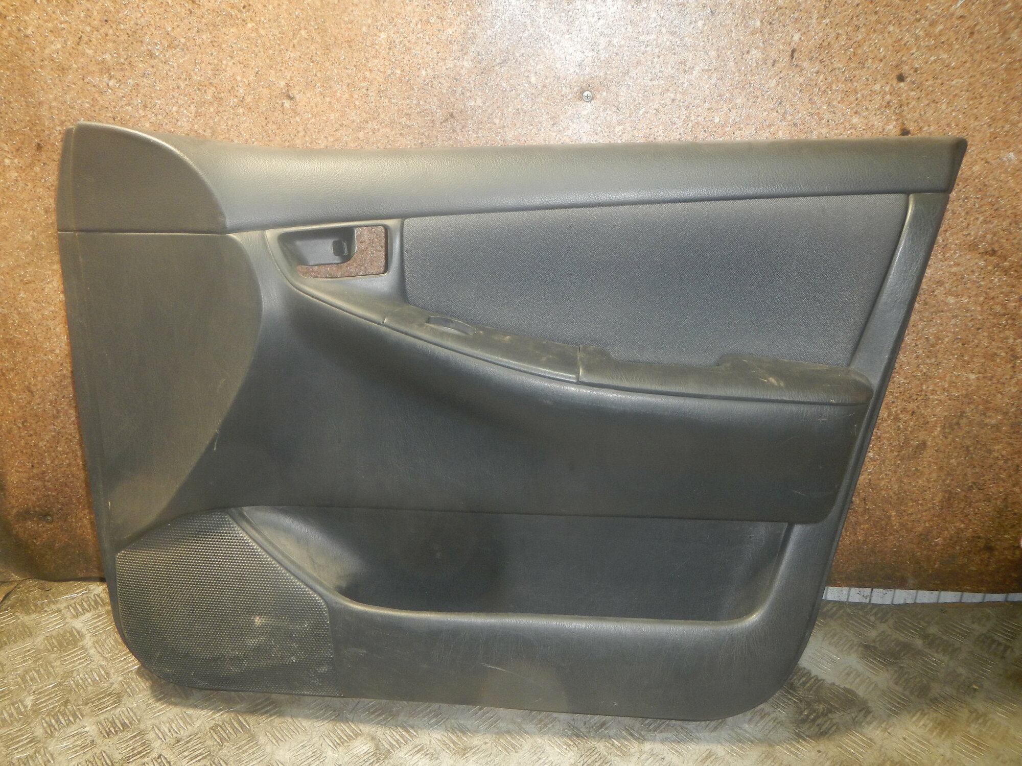 Б/У Обшивка двери передней правой, Toyota (Тойота)-COROLLA 120 (01-06) TOYOTA COROLLA 120 (01-06) Царапины. 572806 TOYOT...