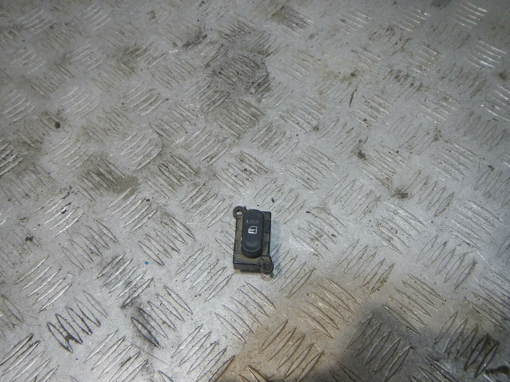 Б/У Кнопка центрального замка, Mazda (Мазда)-MPV II (LW) (99-06) MAZDA MPV II (LW) (99-06) Потертости. 467181 MAZDA арт....