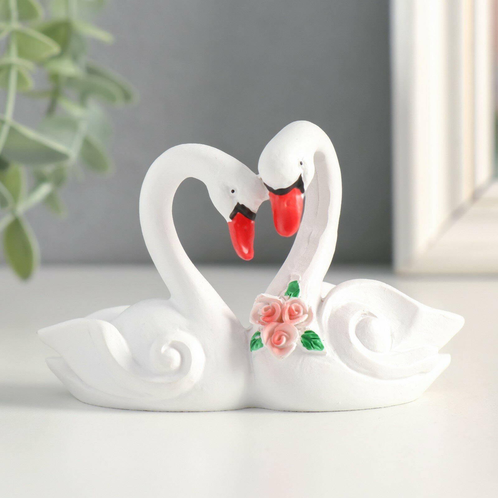 Фигурка полистоун «Два белых лебедя с розами», 3.2×9.5×6.2 см