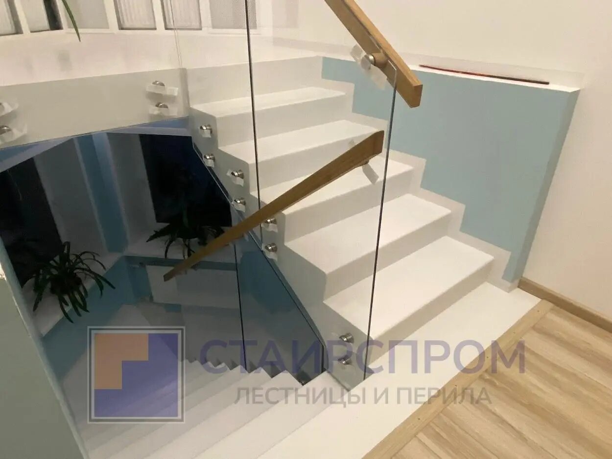 Стеклянные перила с деревянным поручнем L=1000 мм, H=850 мм, СтаирсПром