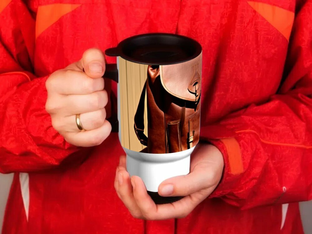 Тремокружка для авто с принтом "Коричневая кожаная сумка, похожая на рюкзак, и туристическая шляпа на деревянном крыльце загородного дома, рядом металлическая фляга, букет." 0.5 л.