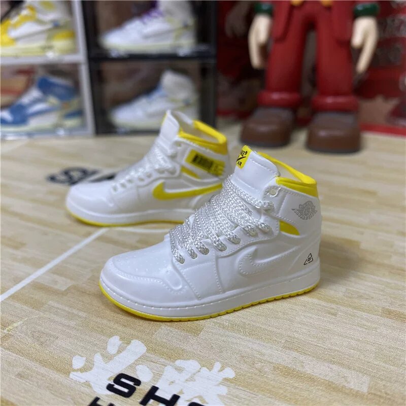 Миниатюрная модель кроссовка Air Jordan масштаба 1/6 для декора приборной панели автомобиля - пара