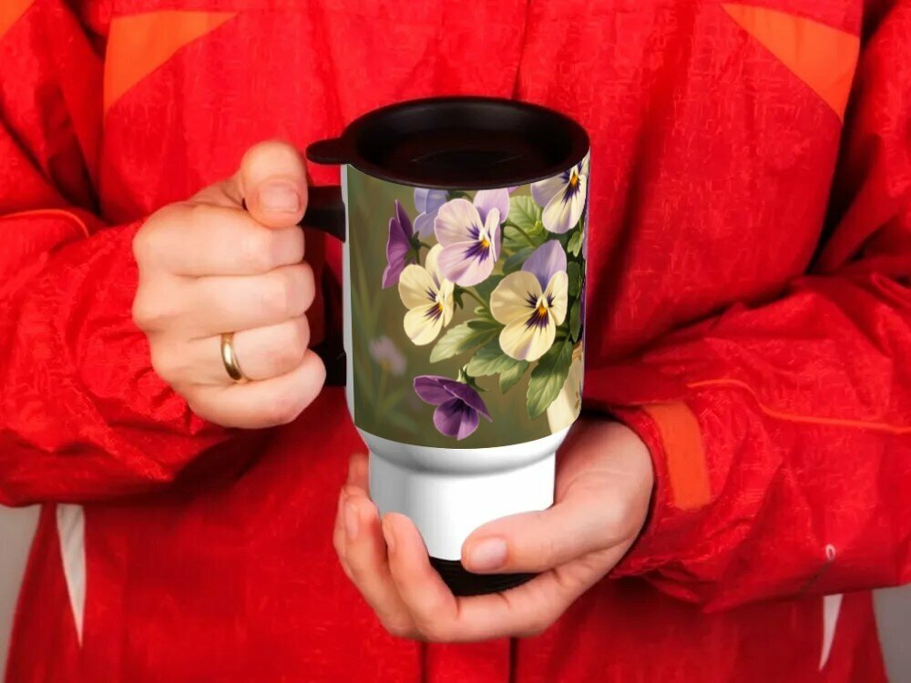 Тремокружка для авто с принтом "Фиалки в фарфоровой чашке. Нежная ботаническая композиция с пышным букетом анютиных глазок в изящной фарфоровой посуде, на блюдце и деревянном." 0.5 л.