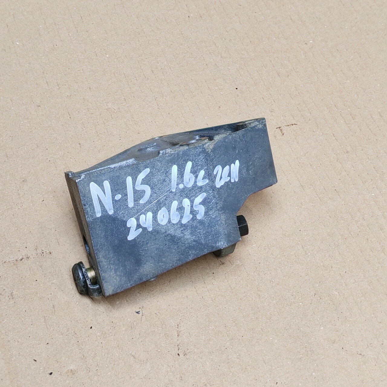 Кронштейн генератора Almera N15 1.6
