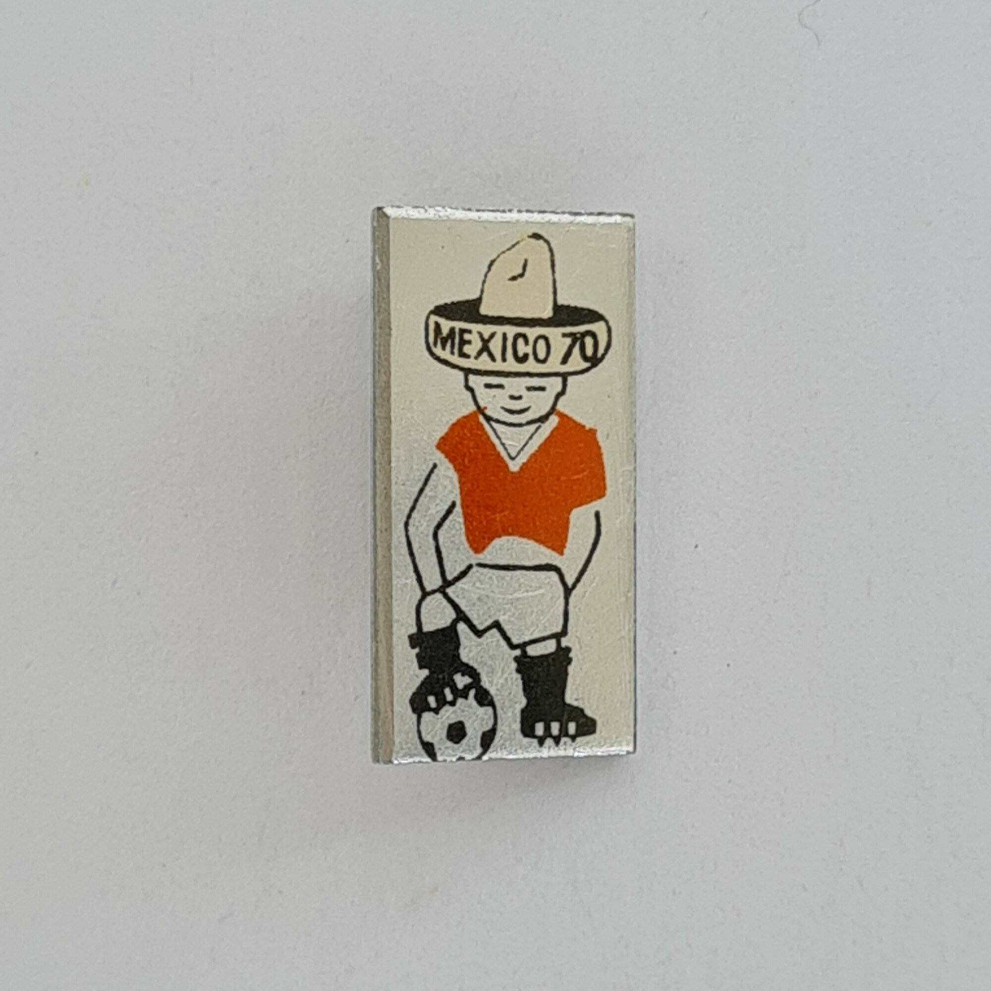 Значок СССР. Mexico 70, футболист с мячом, спорт. Винтажный значек.
