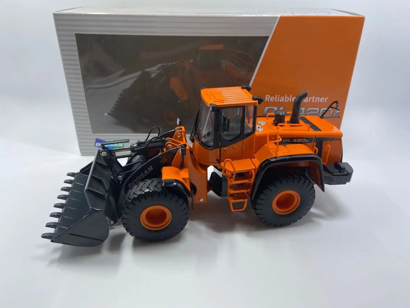 Масштабная модель погрузчика Doosan DL420A 1:40