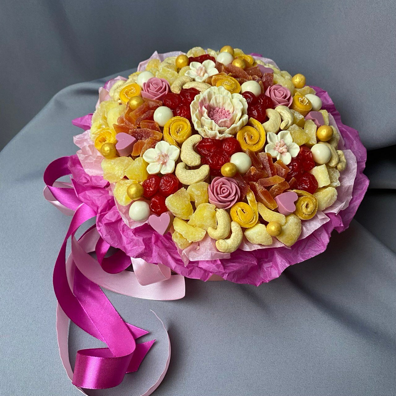 Композиция с манго, вишней, шоколадными цветами и орехами в коробке