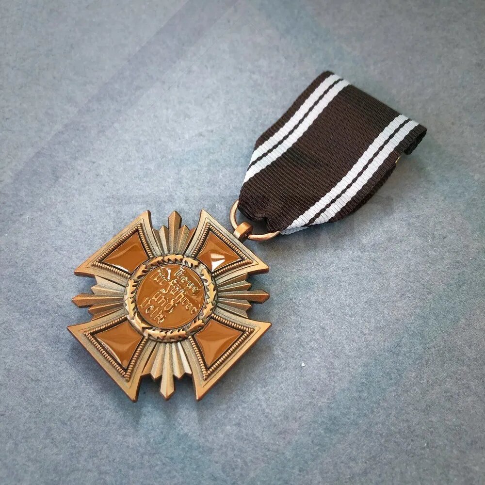 Советский значок из сплава с булавкой