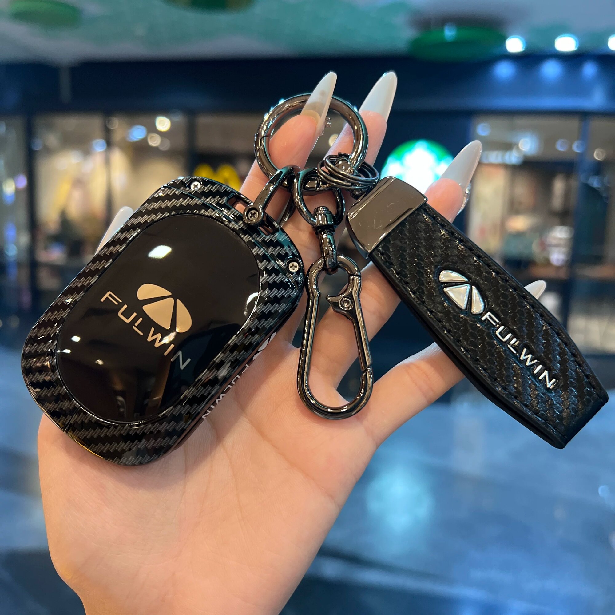 Ключевой держатель из углеродного волокна и металла для Chery Fengyun A9L с черной лямкой и персональным подвесом