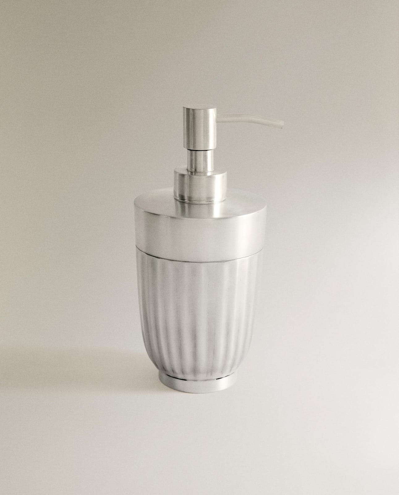Дозатор для жидкого мыла ZARA HOME металлический дозатор для мыла с волнистым узором, серебристый, 17.5 x 8 x 8 см 4515/466/808-99
