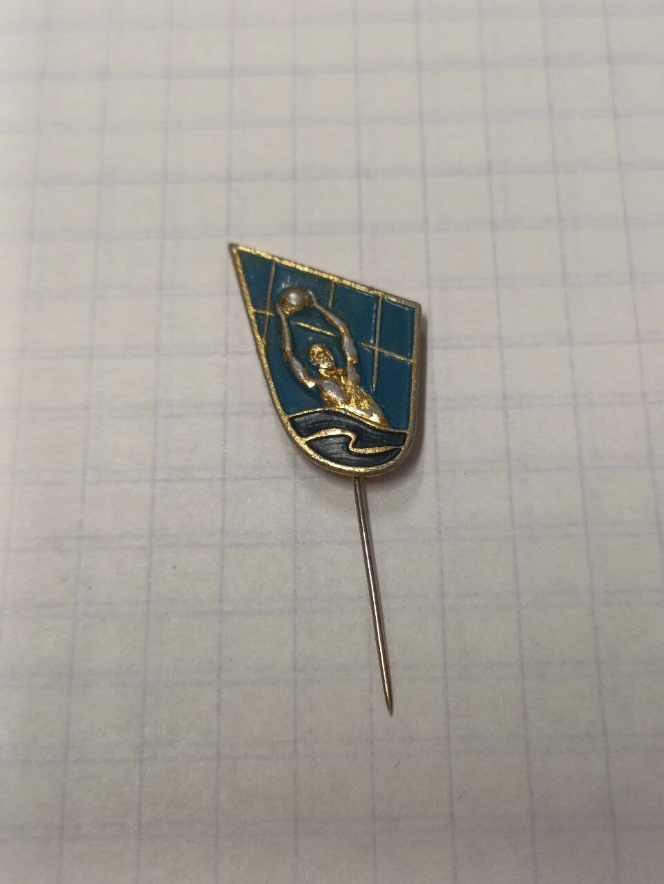 Значок «"Волейболист на фоне сетки"»