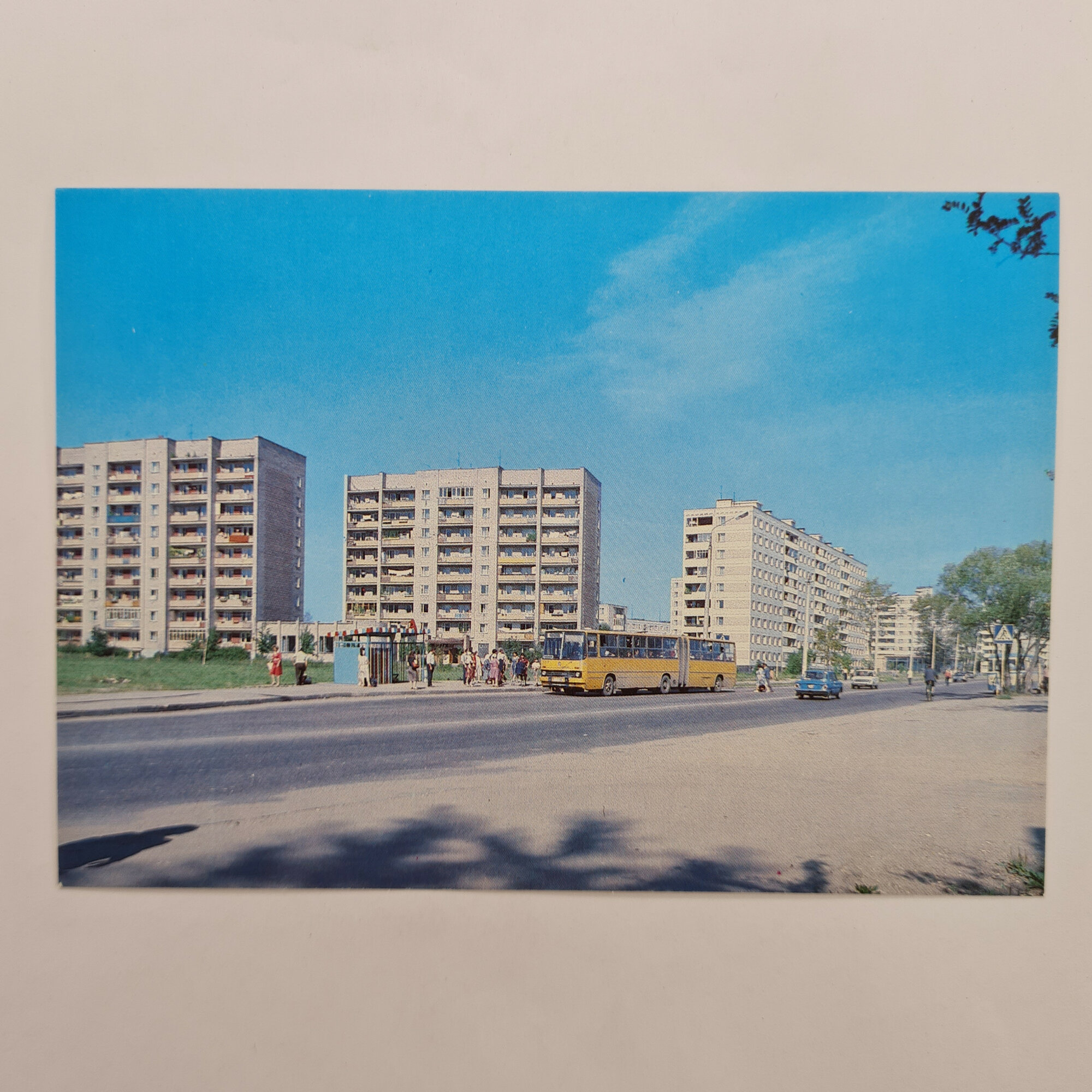 Открытка советская СССР. Загорск, микрорайон Углич с жилыми домами и автобусом. Винтаж