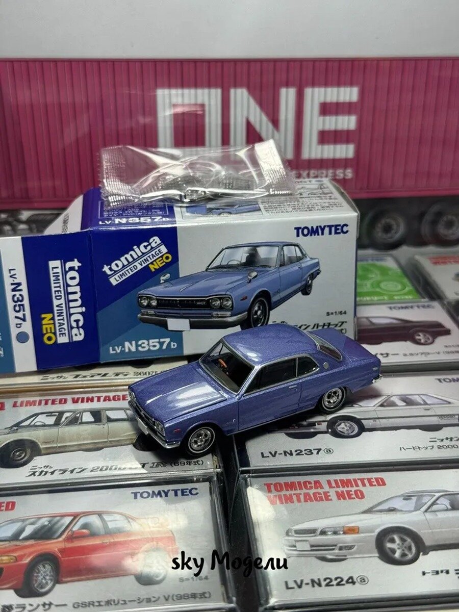 Машинка tomica LIMITED VINTAGE TLV 1:64 LV-N357b Nissan Skyline Hardtop 2000GT (Lavender Metallic) 1971 model