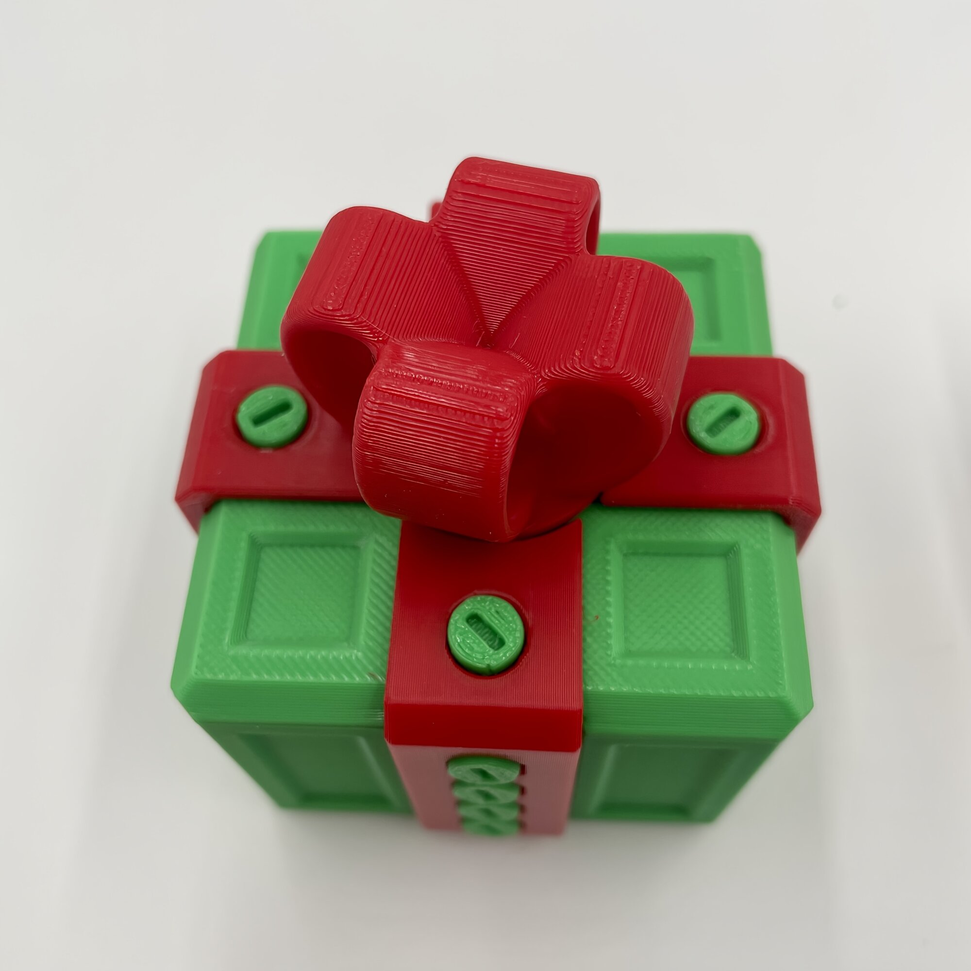 Шуточная подарочная коробка-головоломка 3D с пластиковыми винтами и винтовой крышкой, контейнер для денег и карт, цвет: красный/зеленый