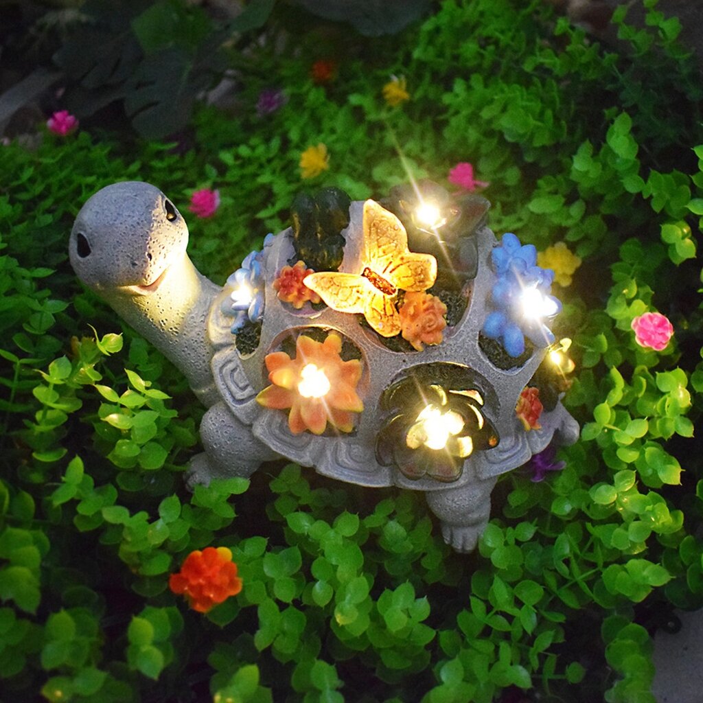 Уличная статуя-ракушка с цветочной сердцевиной