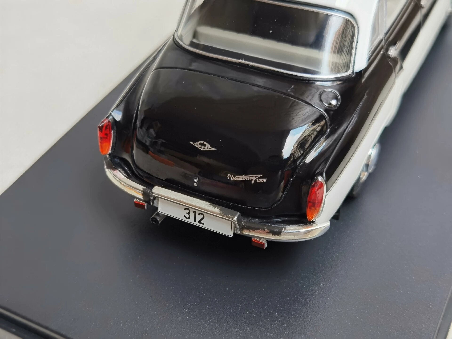 Модель автомобиля WHITEBOX Wartburg 312 K6 1/24 из сплава