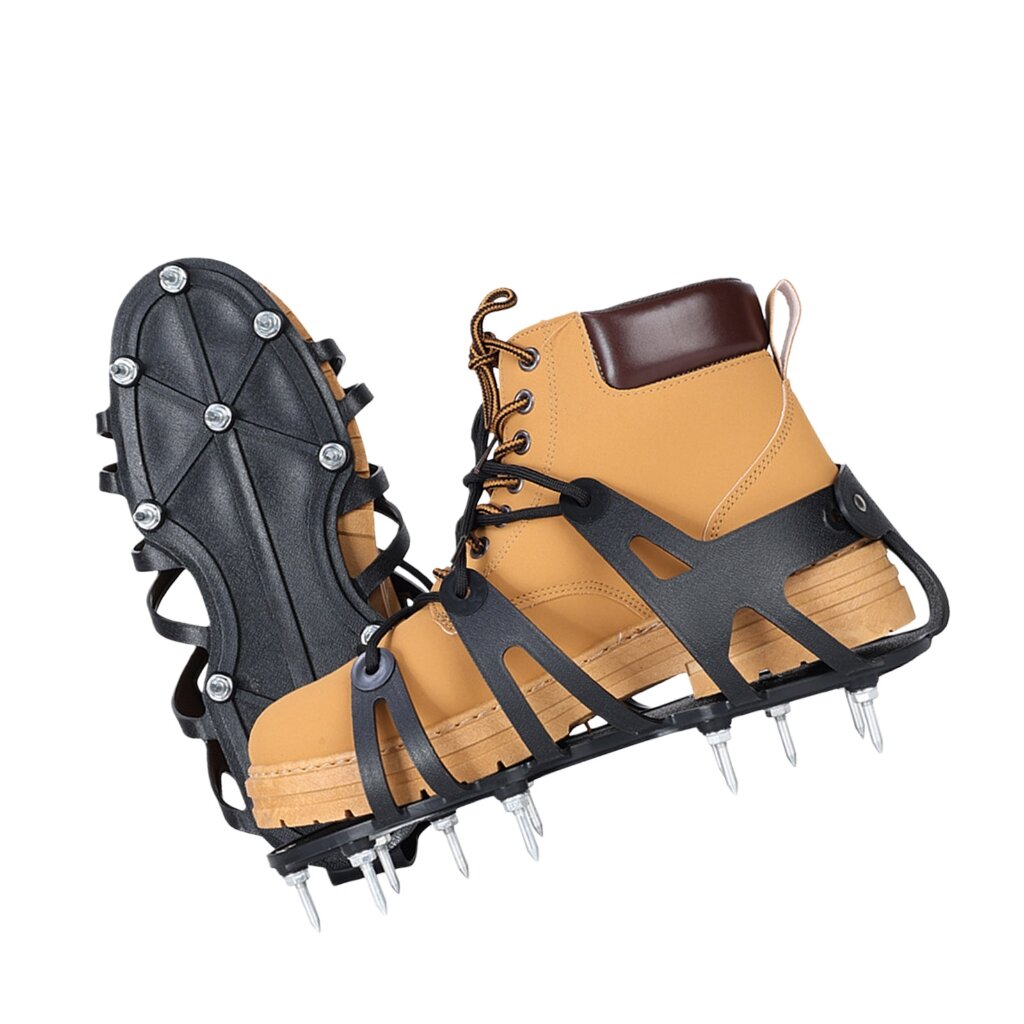 Прочная полиэтиленовая обувь для аэрации газона с регулируемыми ремнями. Обувь с шипами для надежного сцепления с мокрой травой. Сады.