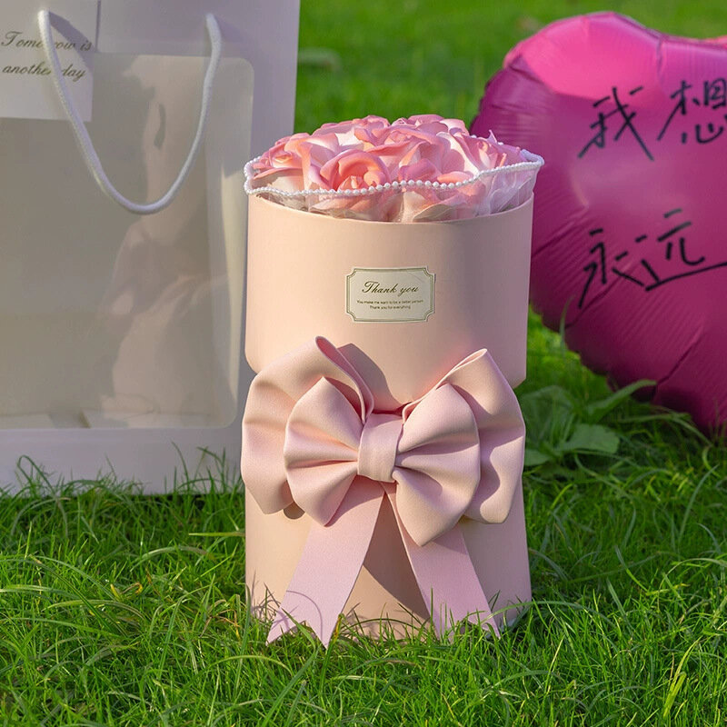 Букет из плюшевых игрушек «Клубничный мишка» с розами, засушенными цветами и мыльными цветами — подарок на День святого Валентина, подарок на 520-летие, подарок для девушки, подарок на Международный женский день/День богини.