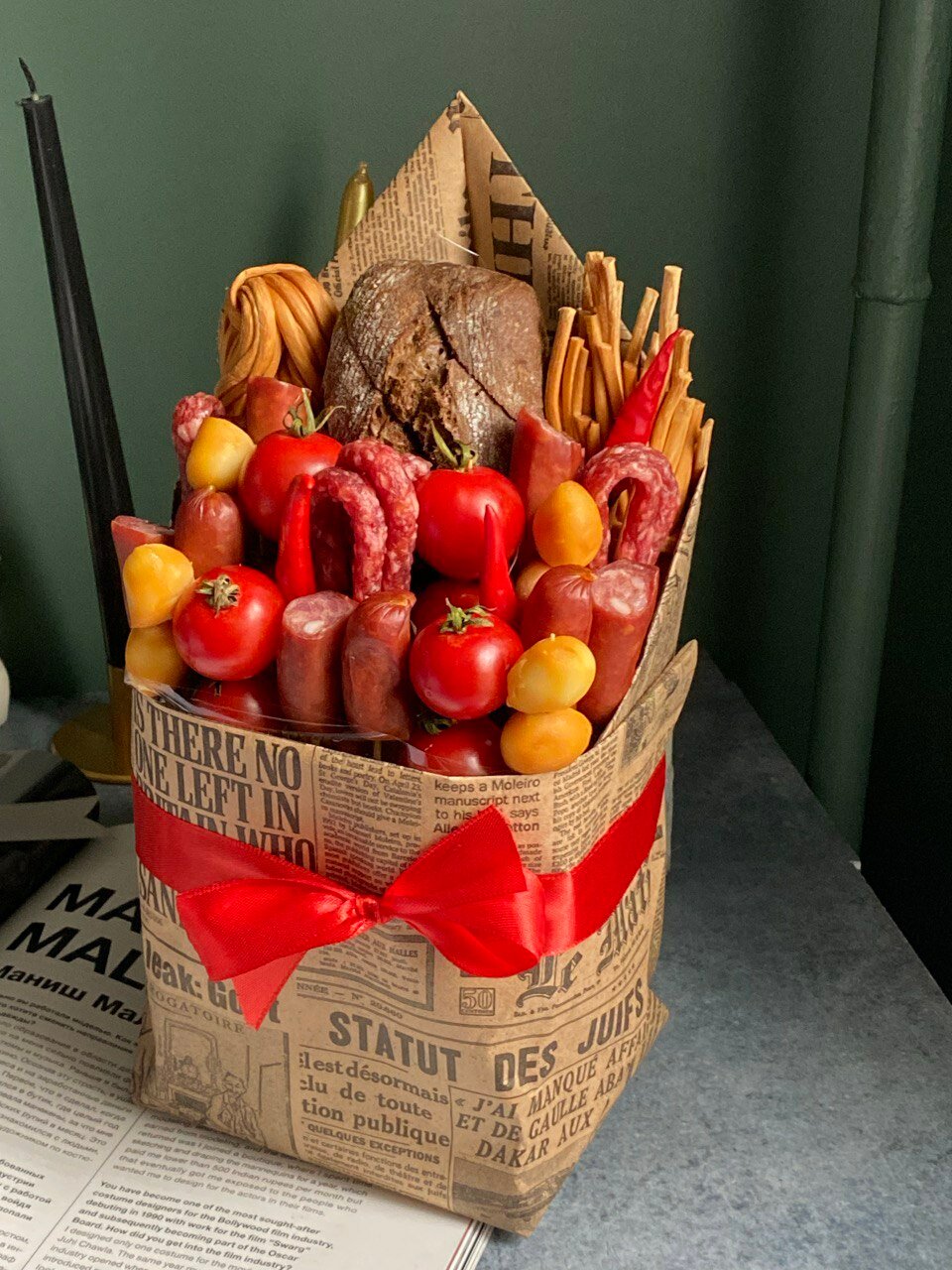 Мужской набор «Мерано» с колбасками, сыром, помидорами черри, багетом и перцем