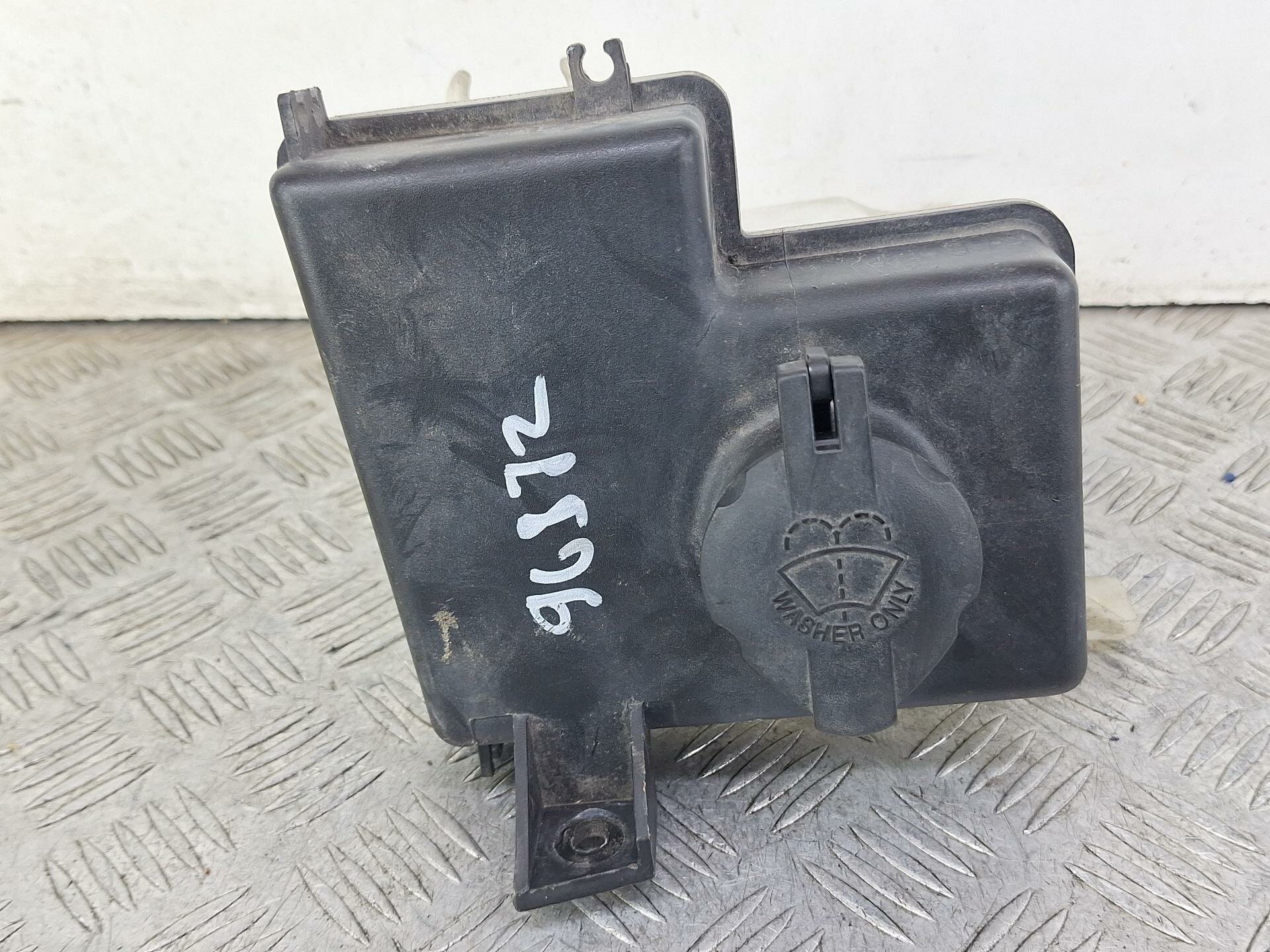 Бачок омывателя Hyundai Getz рест. 2006 986101C000