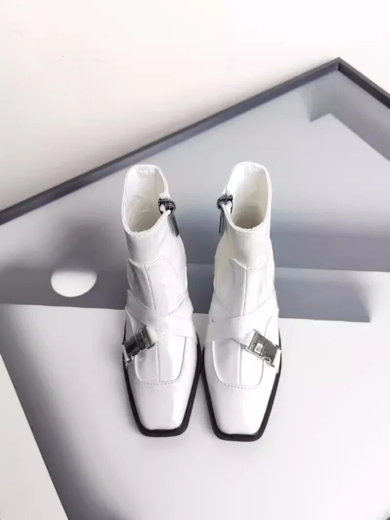 Белые ботильоны из patent leather с пряжкой