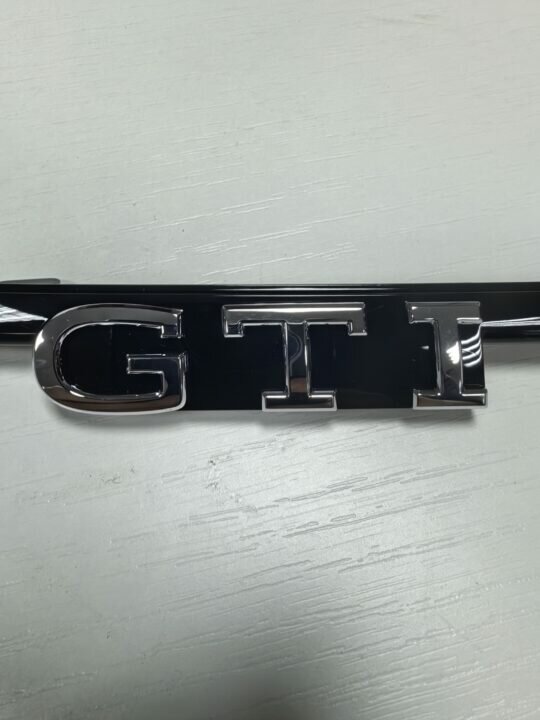 Эмблема задняя шильдик чёрный/хром на Volkswagen Golf GTI 2021 5H0853679D2ZZ