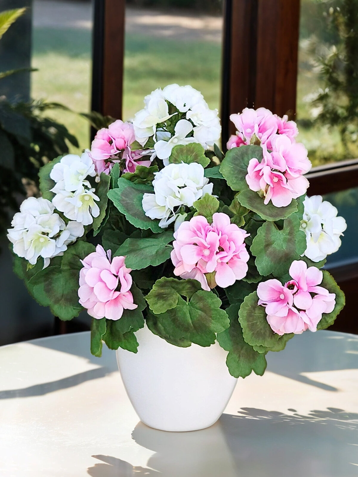 Искусственная Герань бело-розовая густая в белом кашпо от ФитоПарк