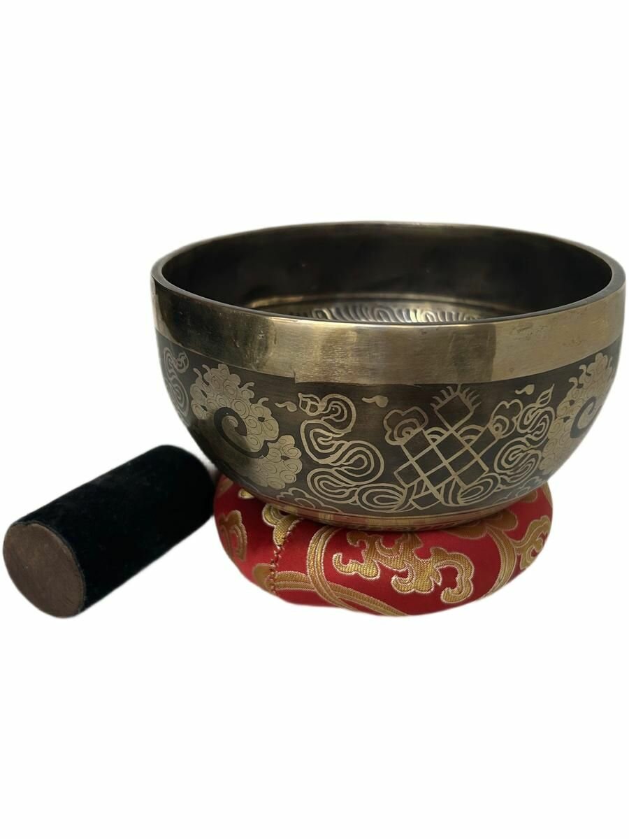 Тибетская поющая чаша тёмная с буддийскими символами (кованая): диаметр 16.91 см, нота Ре, 294 Гц, частота вибрации: 309 Гц, в комплекте со стиком и подушечкой